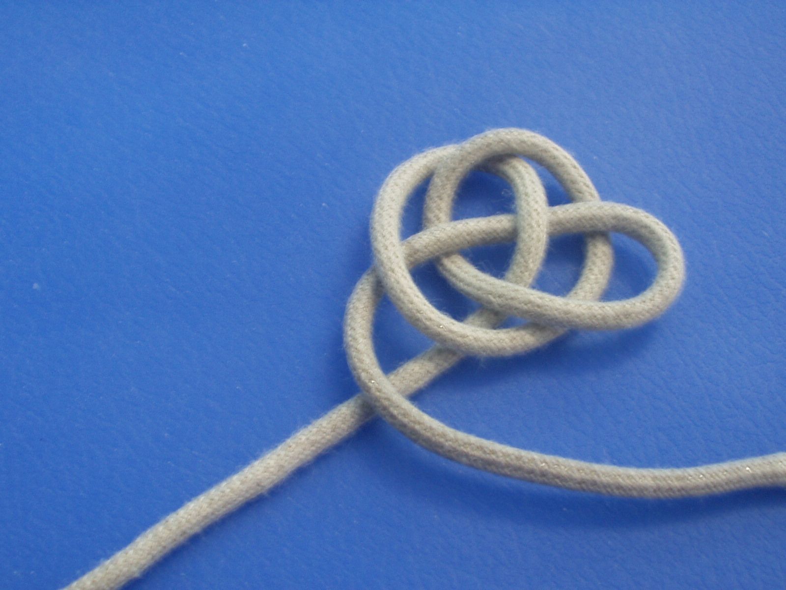 Wordless Tutorial III - Single Strand Diamond Stopper Knot : 12 Steps ...
