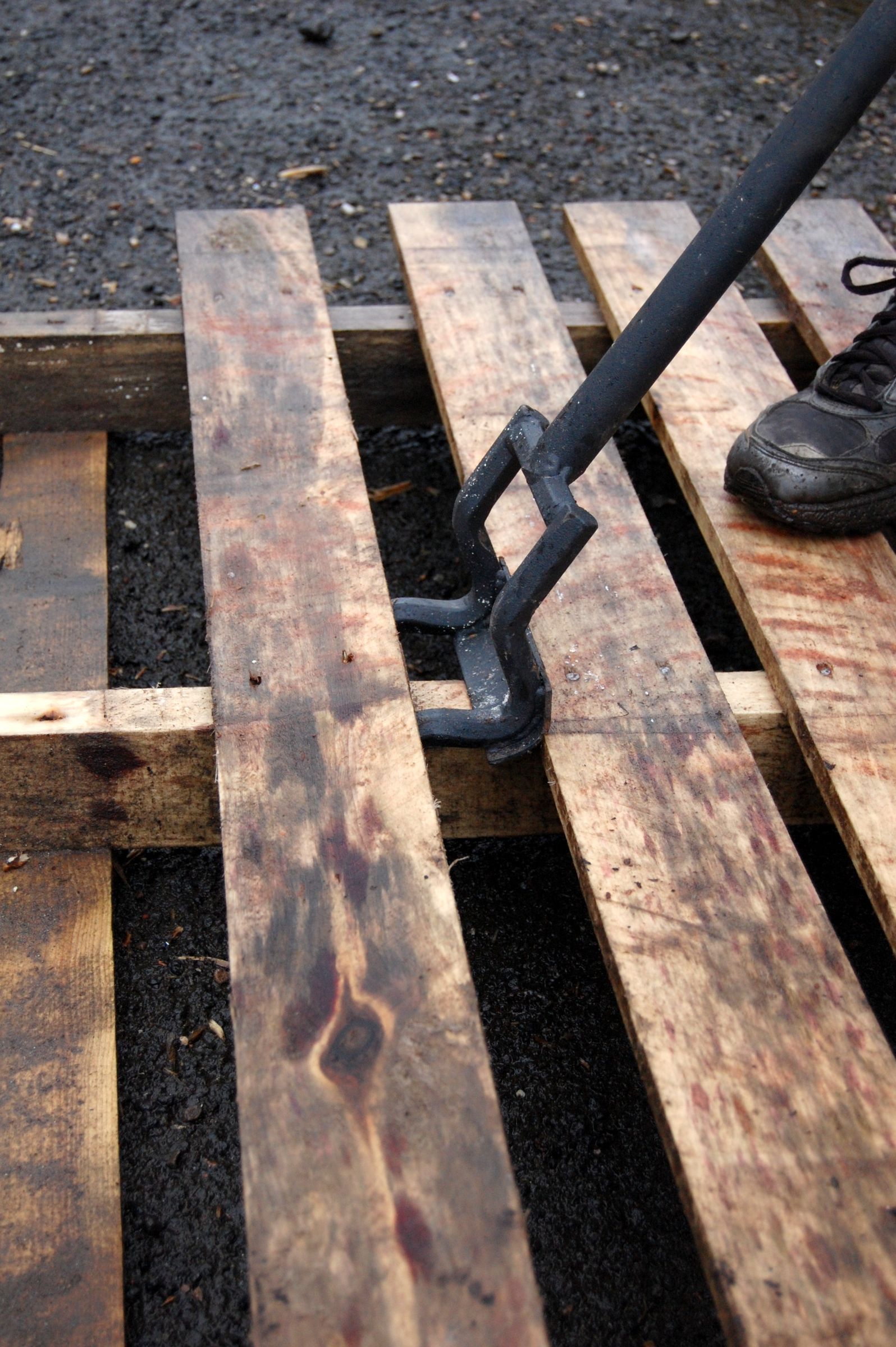 Build a Raised Bed Out of Pallets : 11 Steps (with Pictures ...