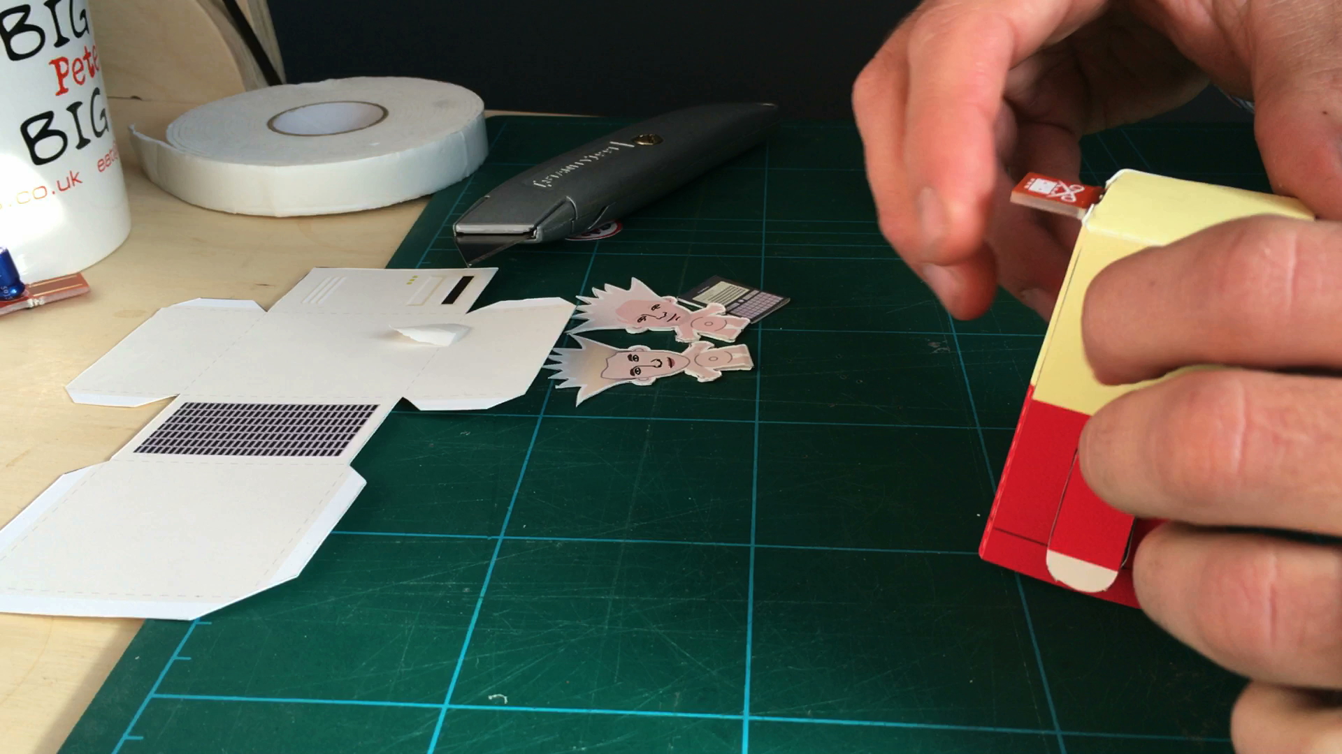 Trump Vs Clinton Papercraft Play Set : 7 Steps - Instructables