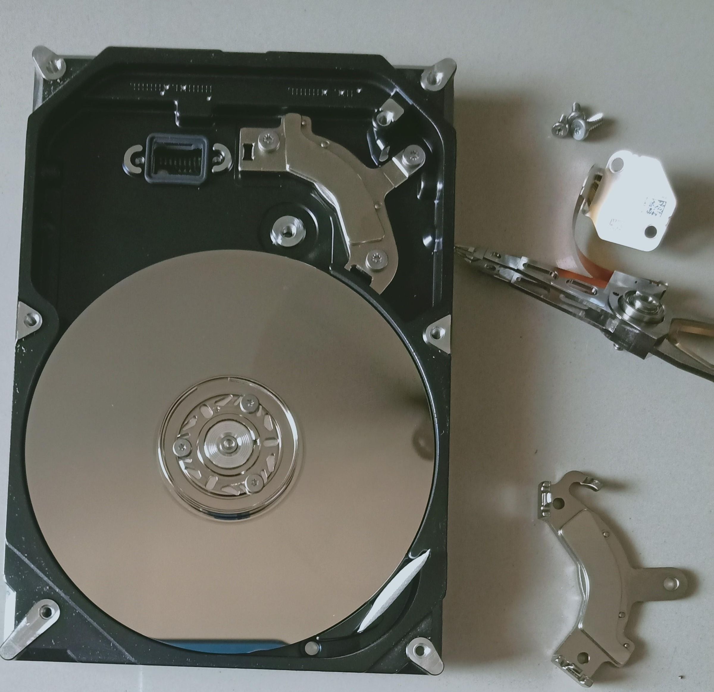 Teardown Seagate SATA Hard Disk Drive : 5 Steps (with Pictures) - Instructables