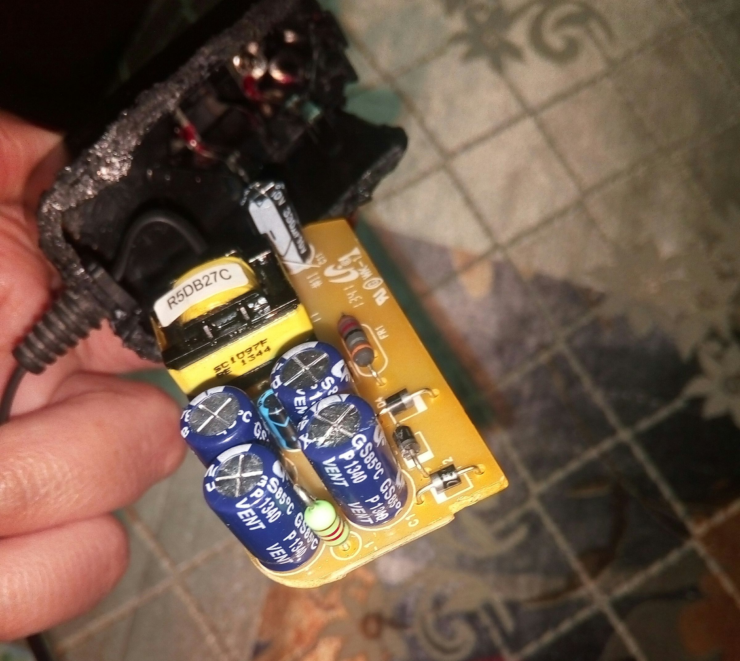 DISMANTLE- SAMSUNG CHARGER : 4 Steps - Instructables