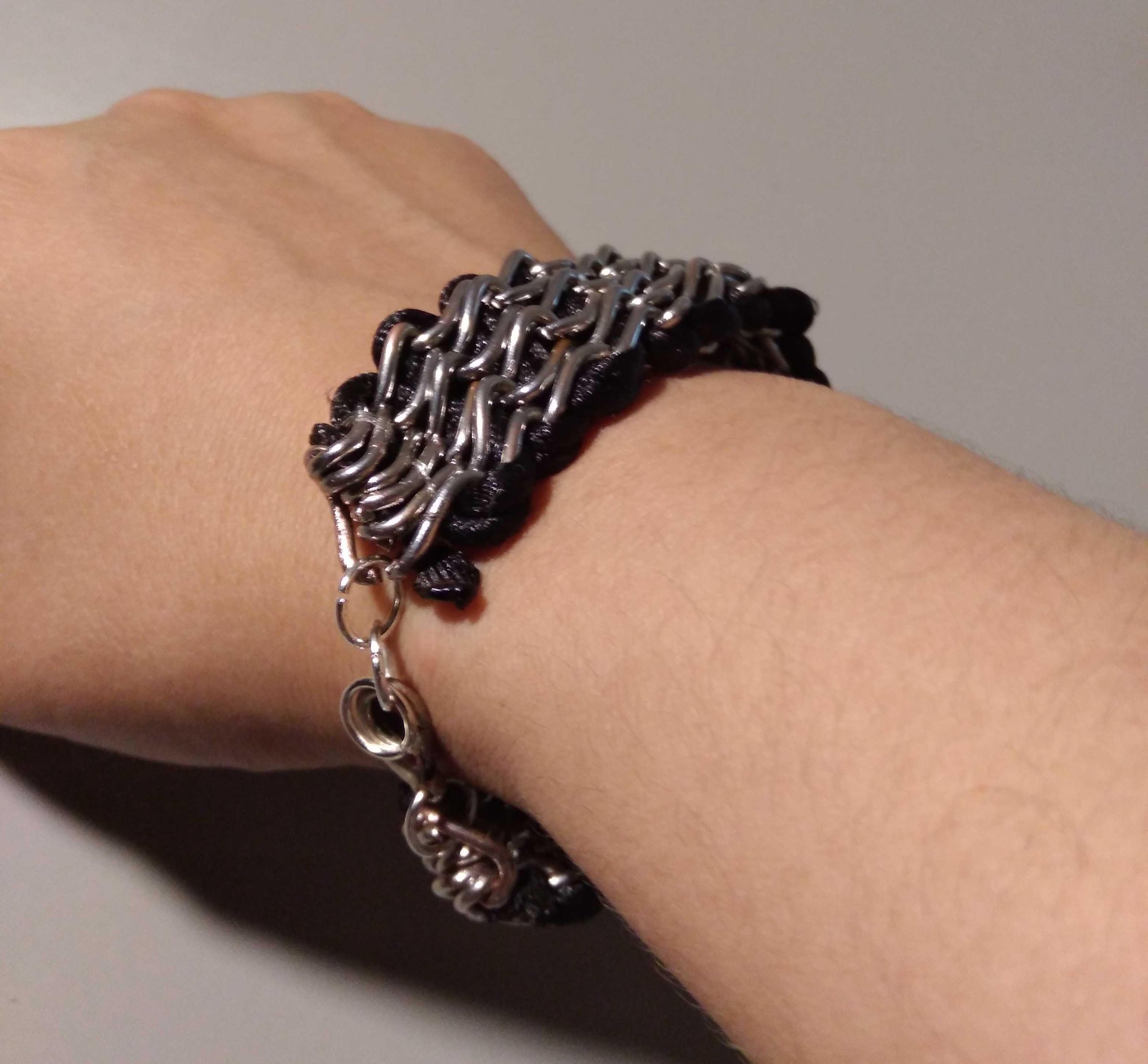 Chain and Intertwined Thread Bracelet : 6 Steps - Instructables