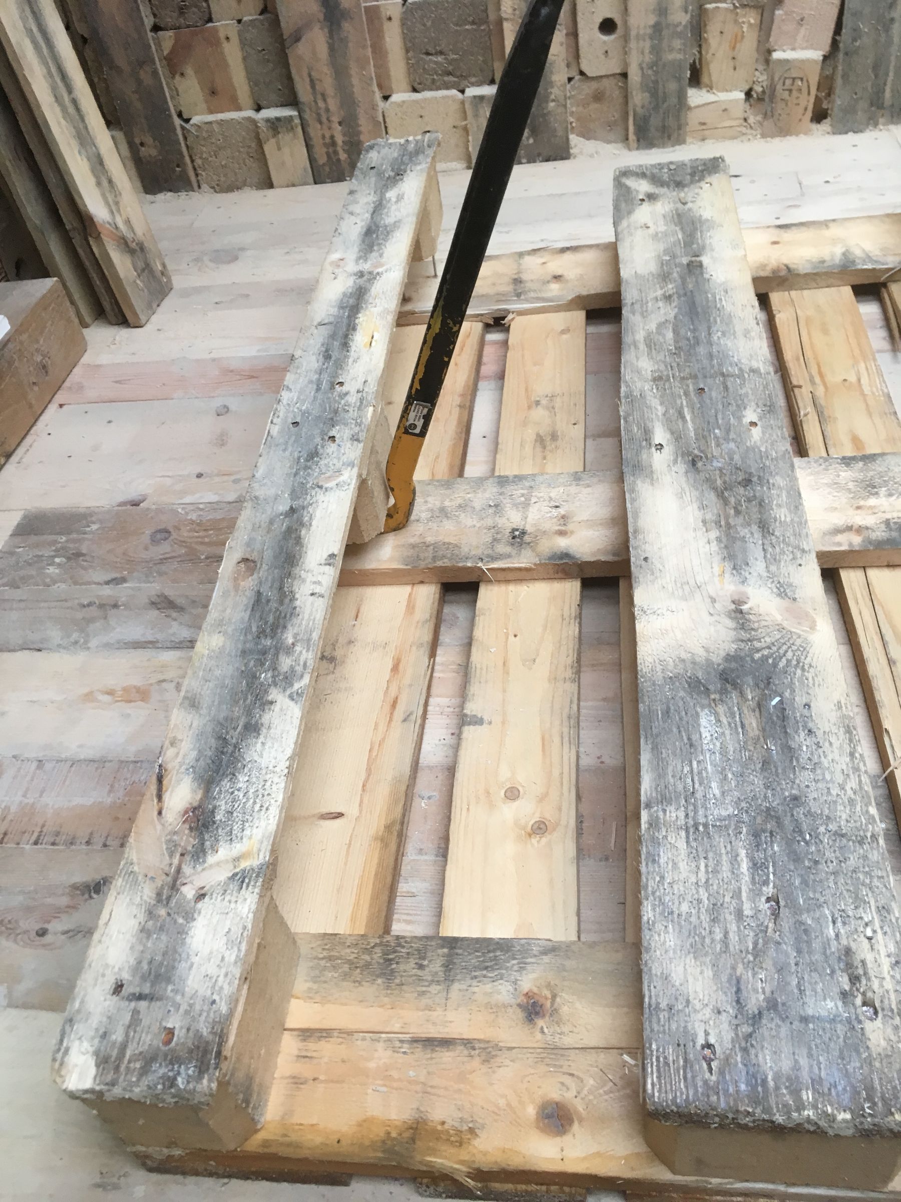 How to Disassemble a Pallet Efficiently : 8 Steps (with Pictures ...
