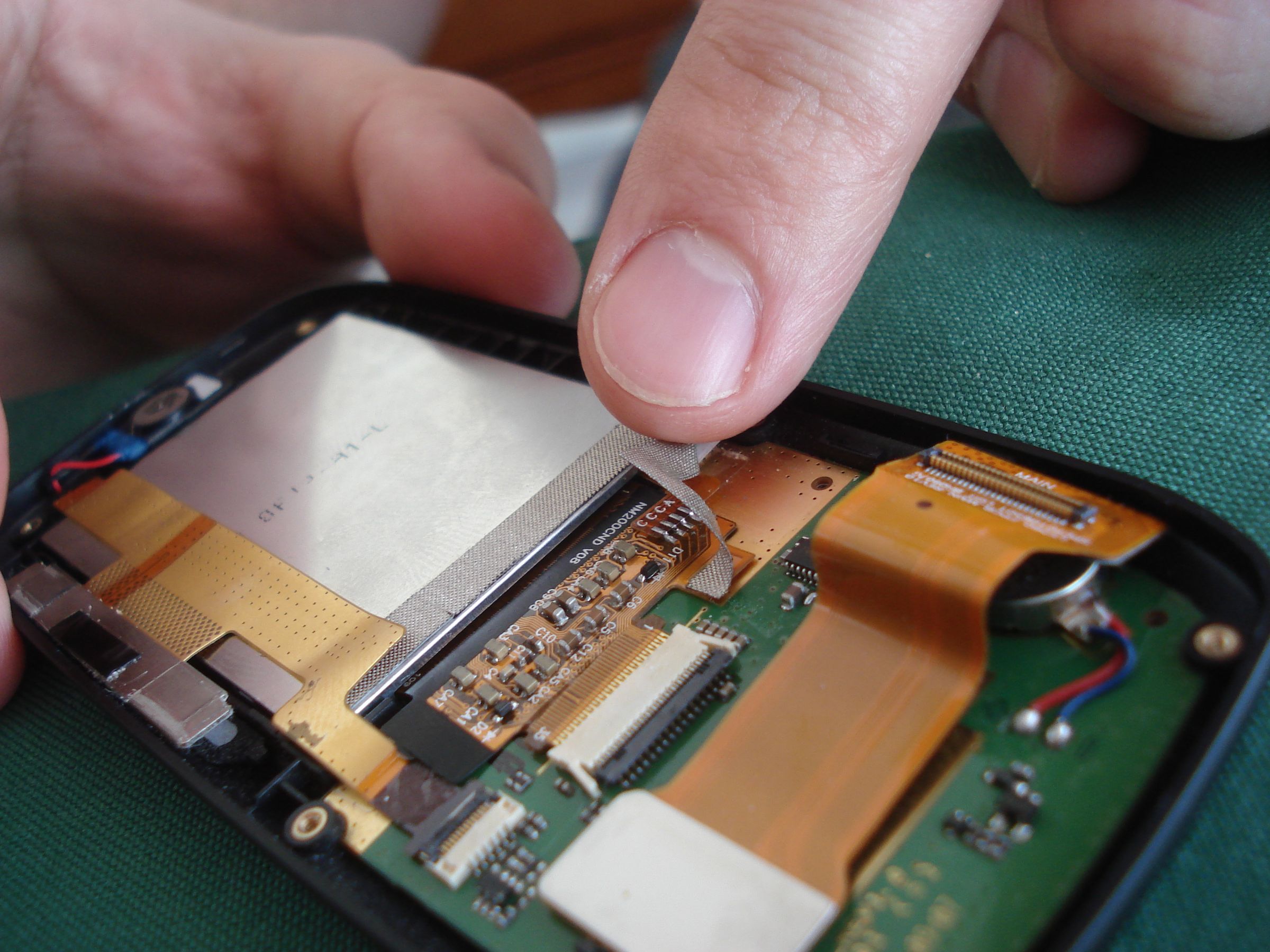 LG Rumor UX260 LCD Replacement : 10 Steps - Instructables