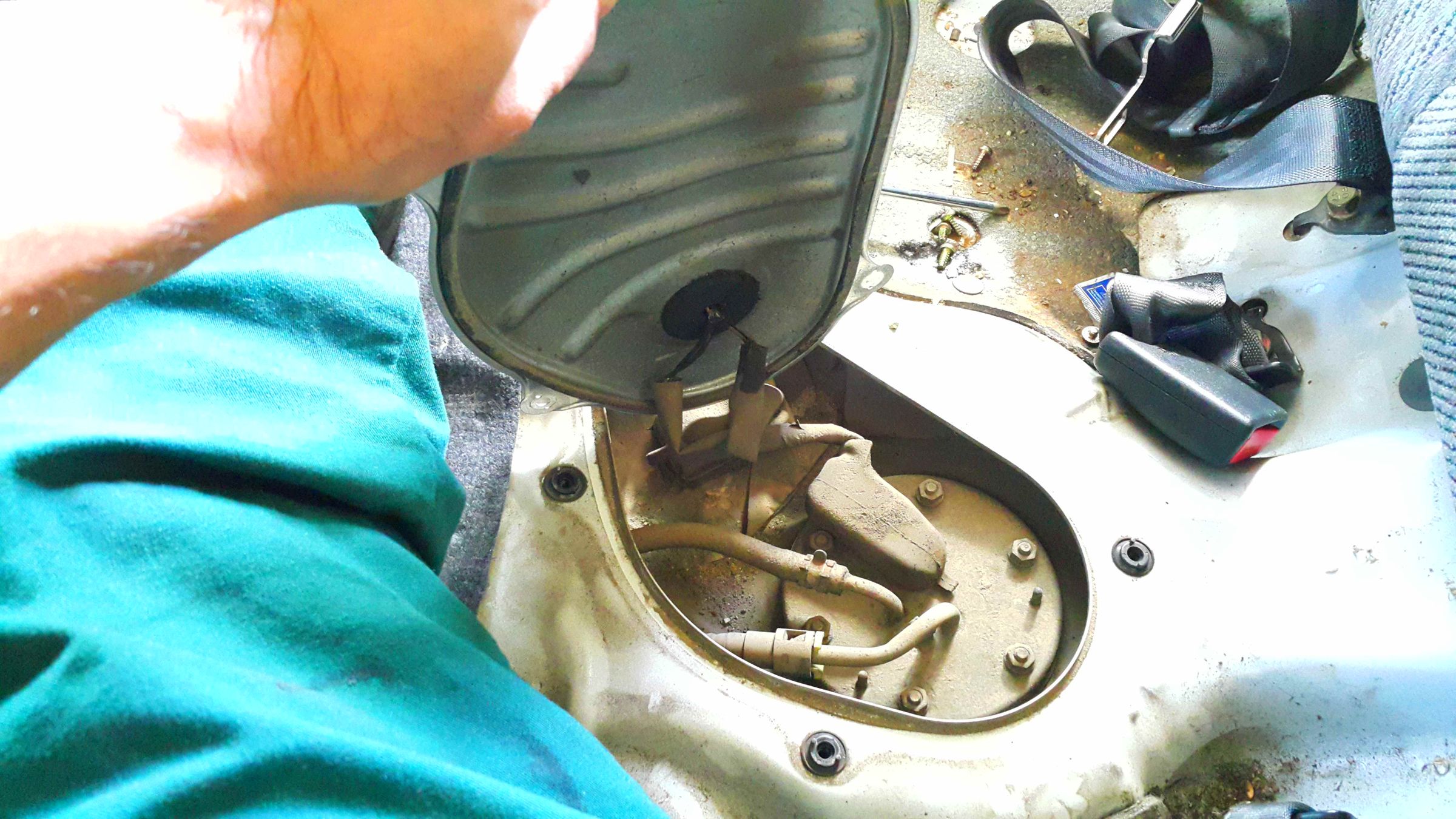 Replacing a Fuel Pump (Honda Civic 1999)! : 8 Steps - Instructables