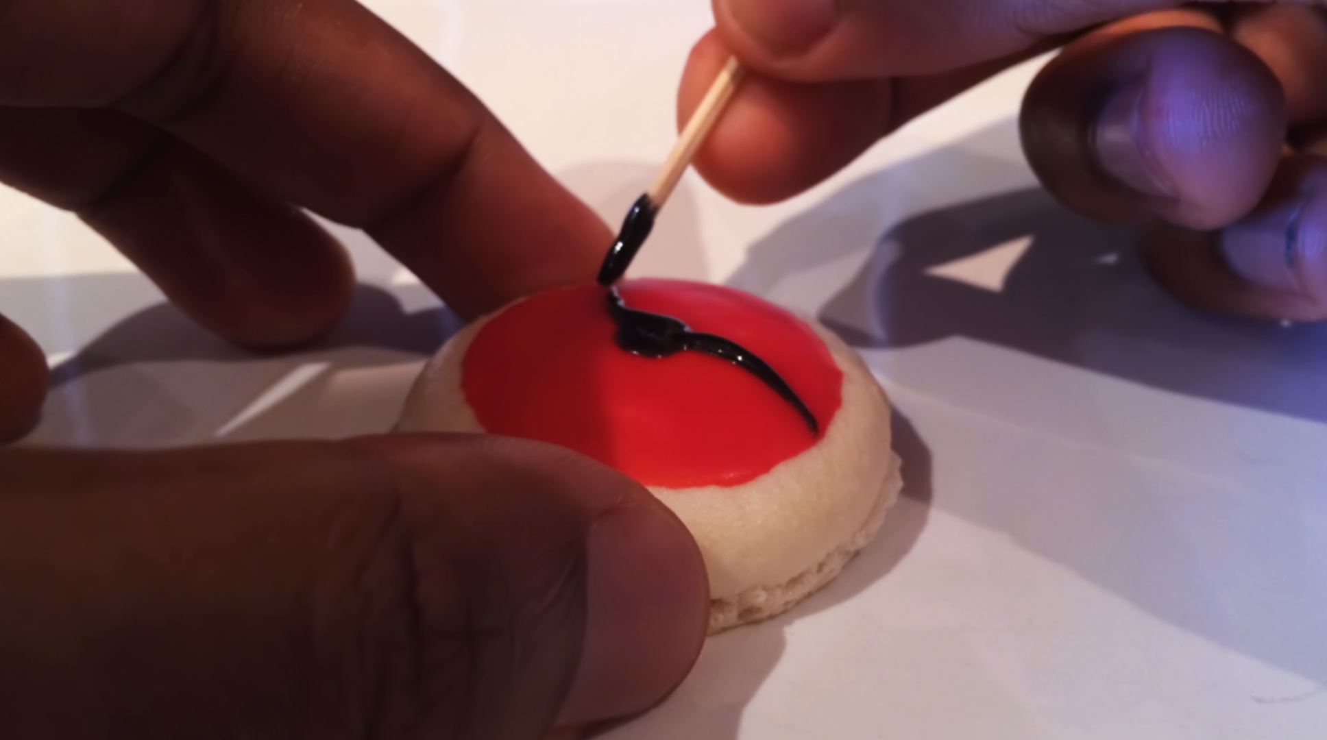 White Chocolate & Vanilla Bean Naruto Sharingan Macarons : 5 Steps ...