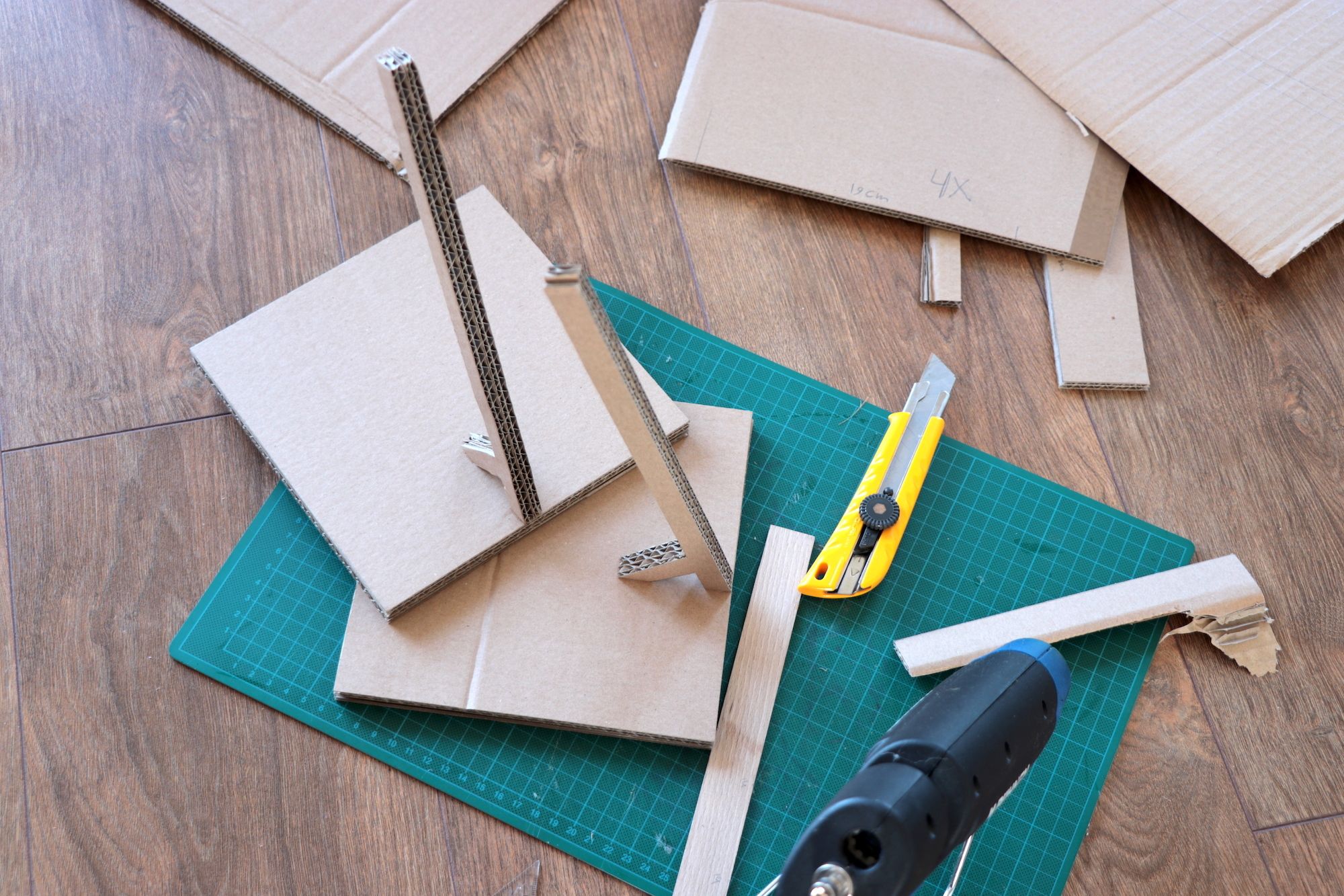 Levitating Side Table Made From Old Cardboard Boxes : 7 Steps (with ...