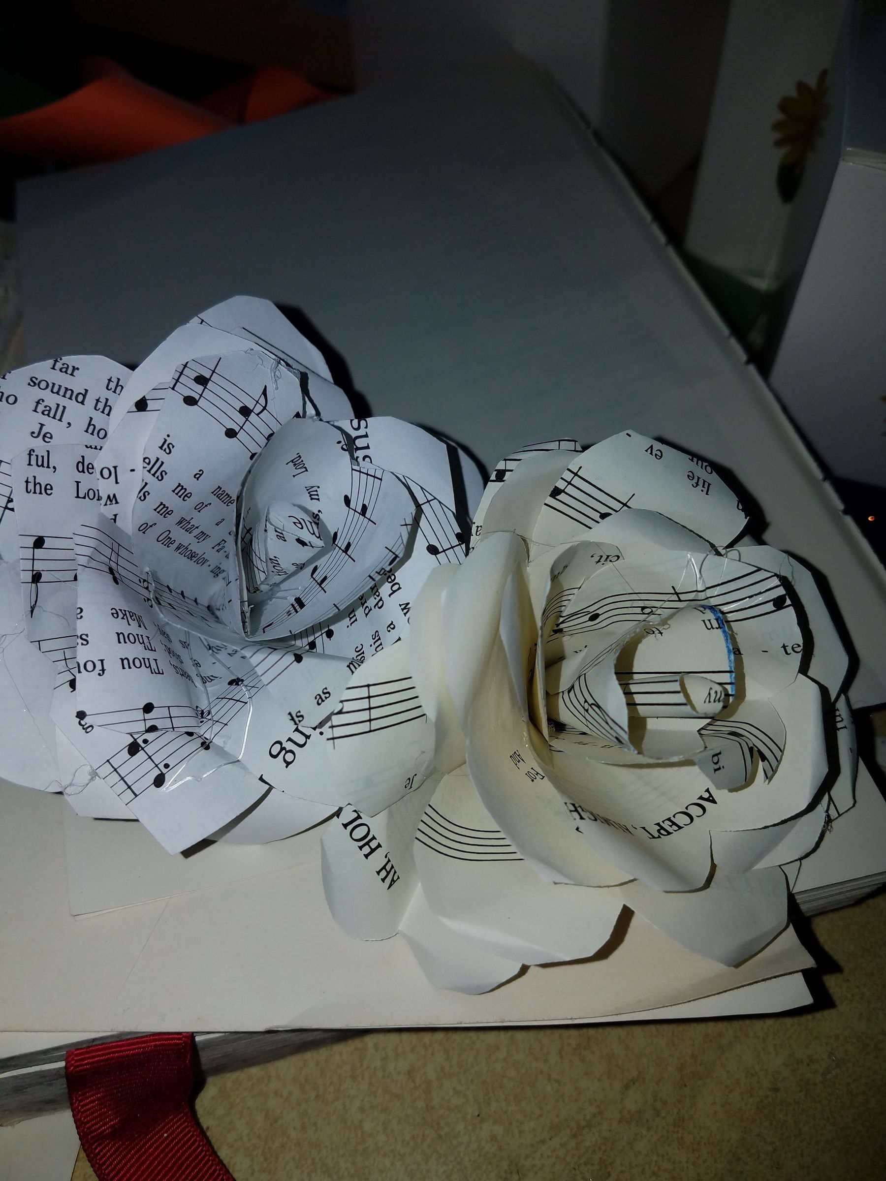 How to Make Book Page Flowers : 7 Steps (with Pictures) - Instructables