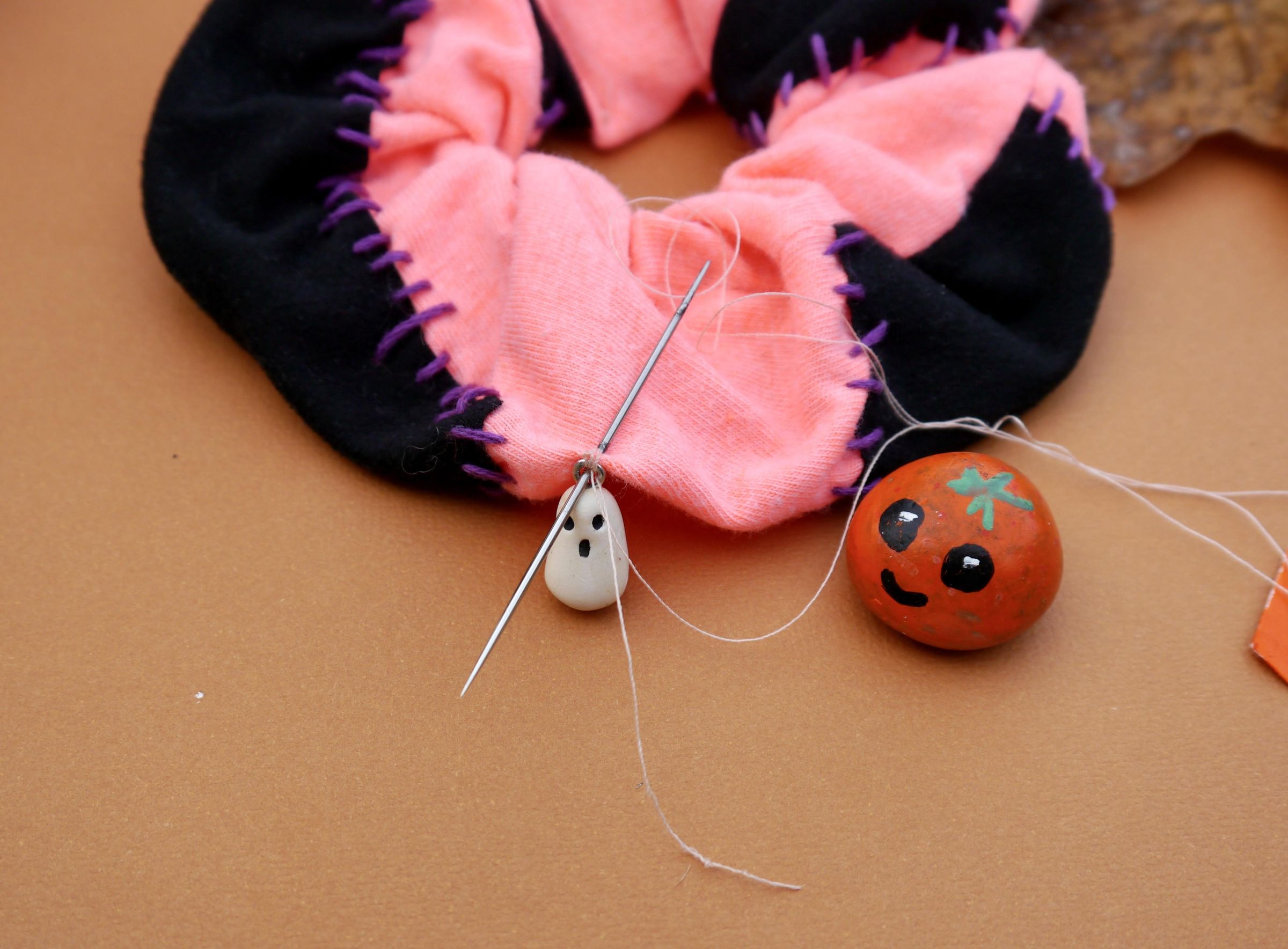 🍂🎃Halloween Scrunchie With Charms🎃🍂 : 5 Steps (with Pictures ...