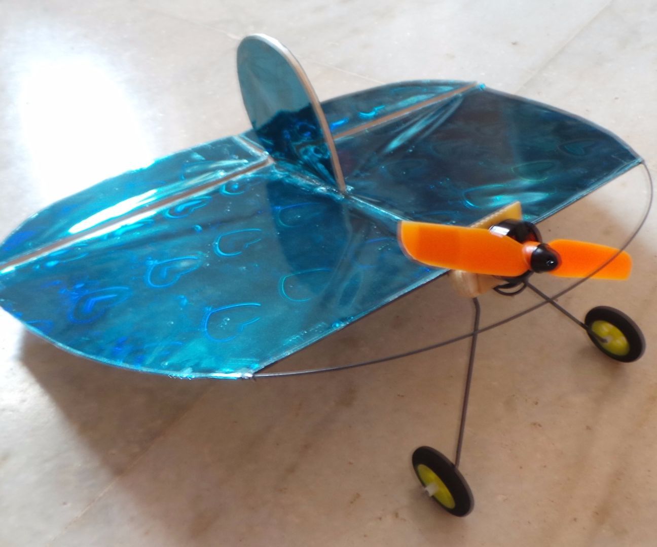 Anything Can Fly!!!( a Simple RC Kite!) : 4 Steps - Instructables