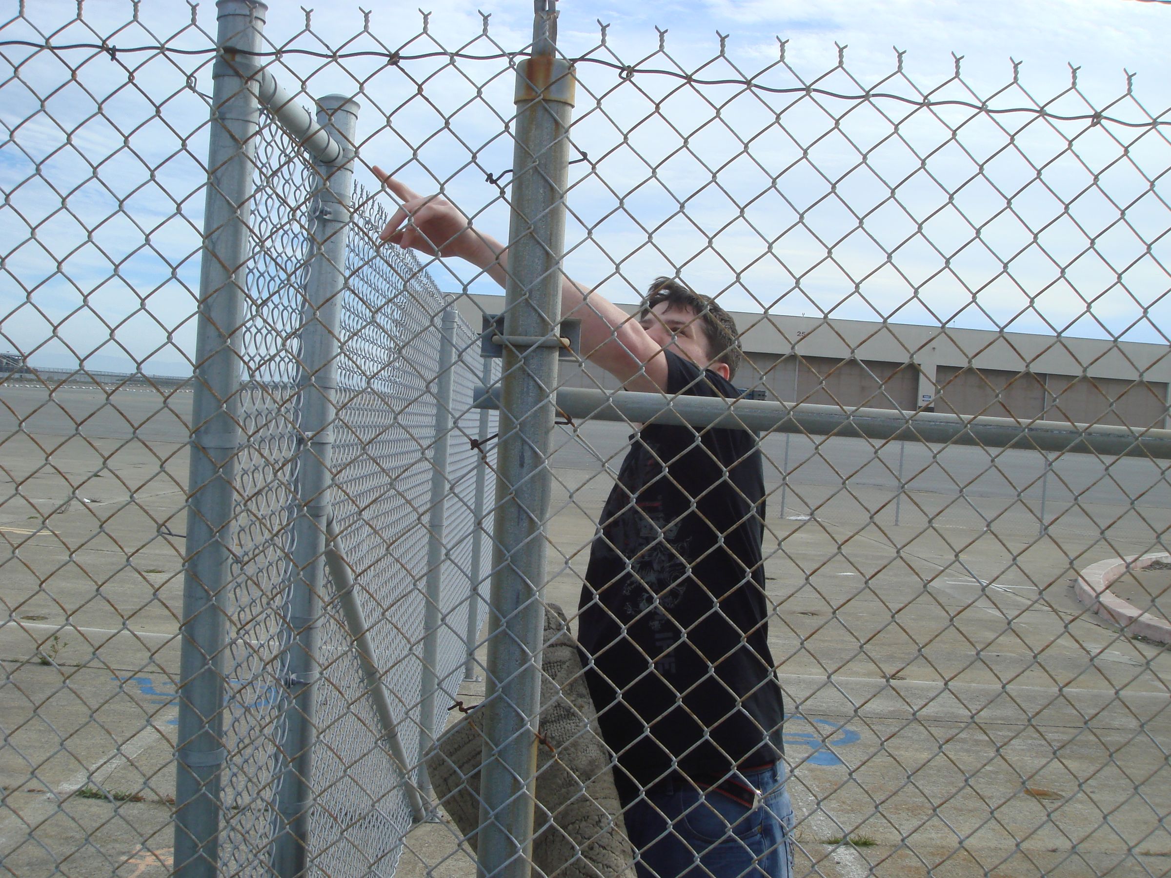 Get Over a Barbed Wire Fence : 4 Steps (with Pictures) - Instructables