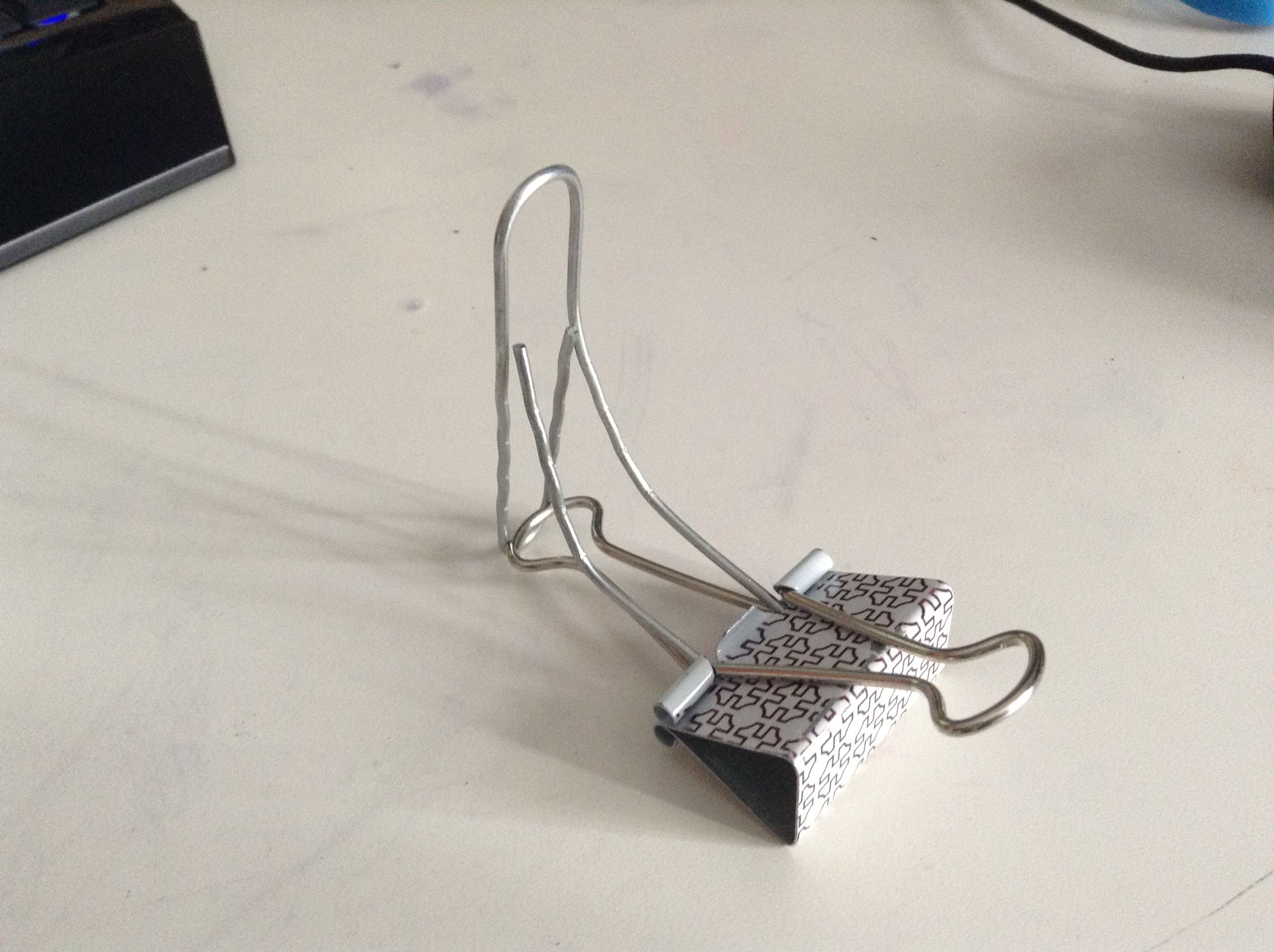 1 Minute Phone Stand Out of a Paperclip and a Bulldog Clip. : 5 Steps ...