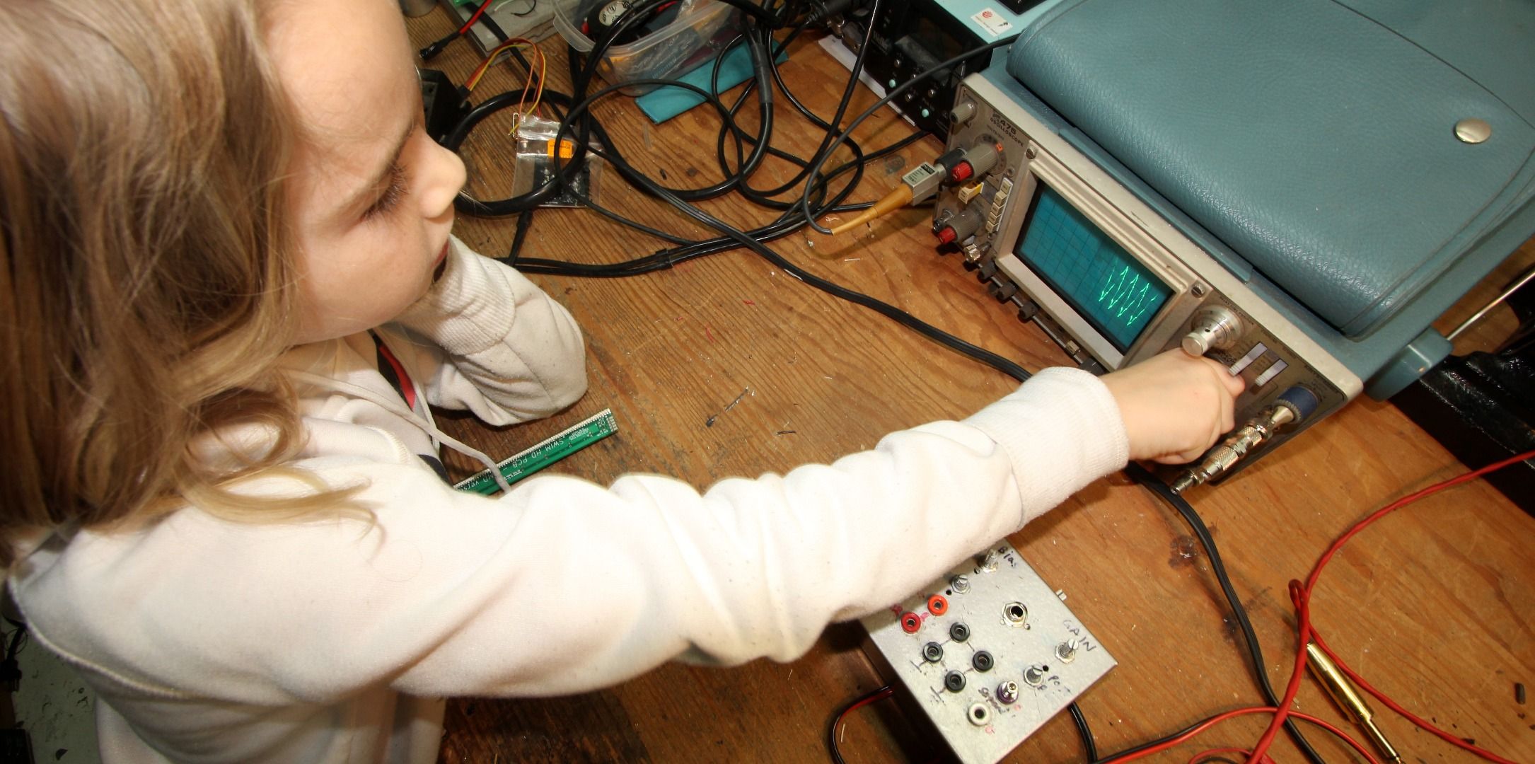 Grasping Gravitational Waves: Augmented Reality Robots Teach Physics ...