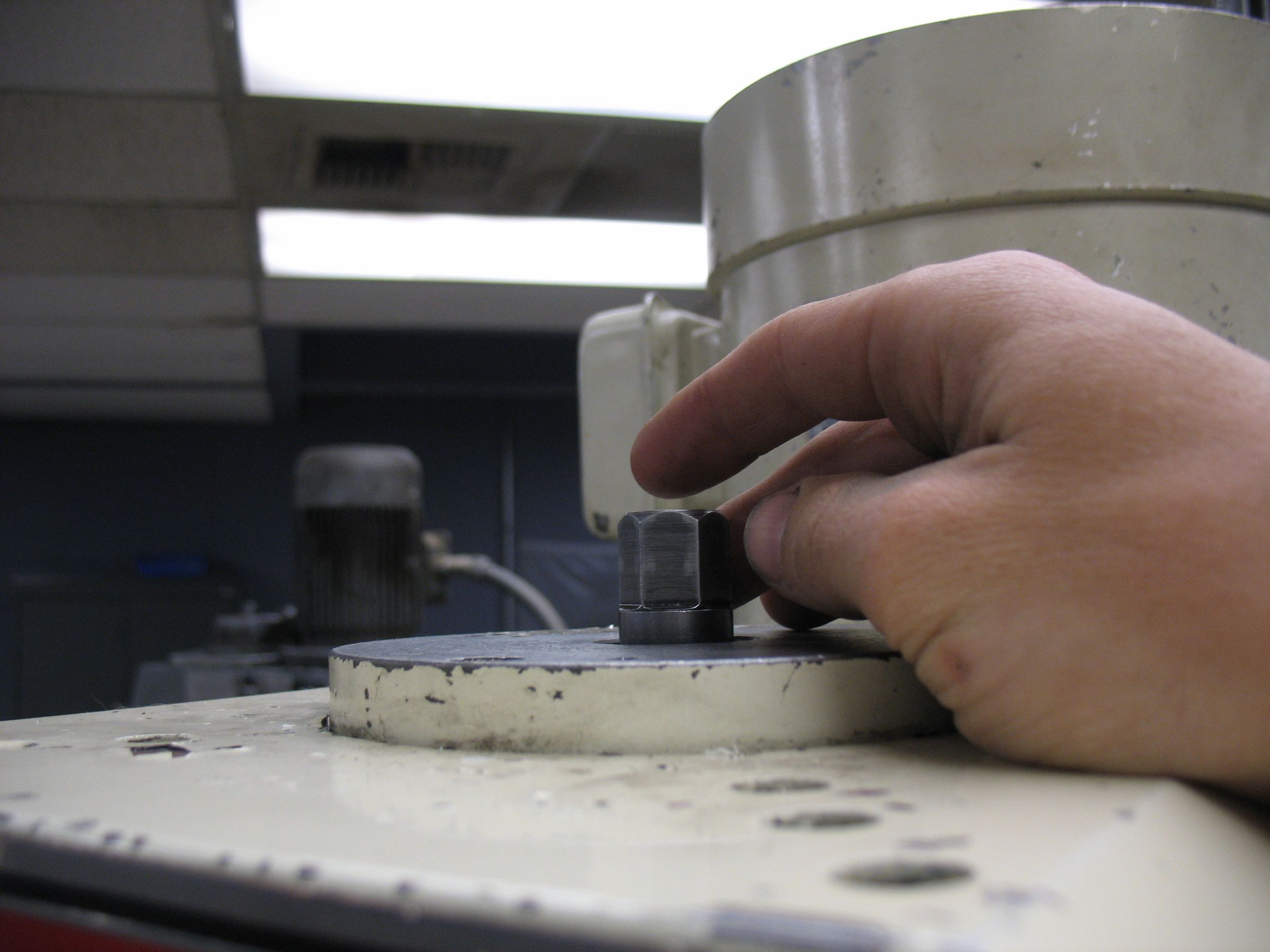 How to Properly Load an End Mill Into a Vertical Mill : 6 Steps (with ...