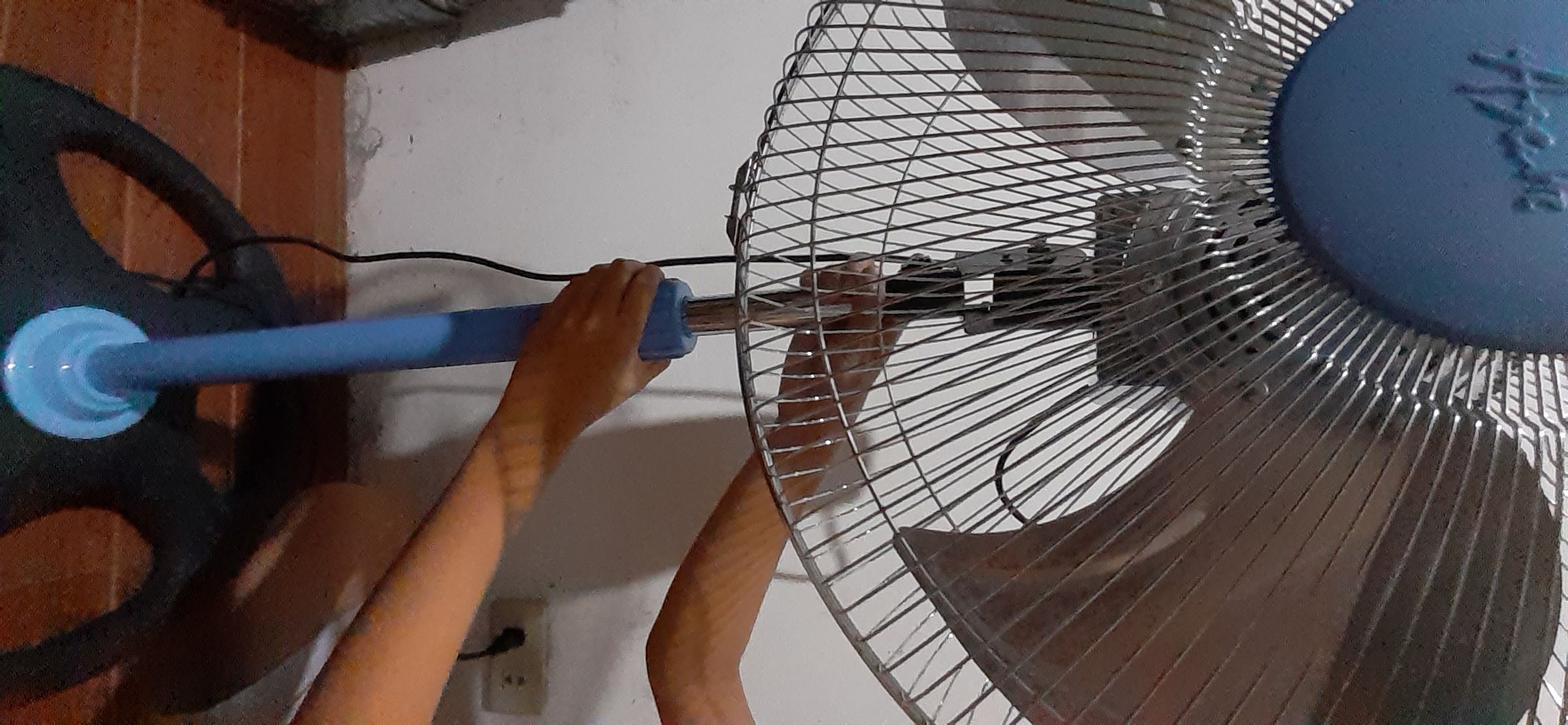 How to Assemble a Pedestal Electric Fan? : 12 Steps - Instructables