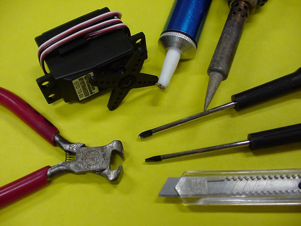 How to Modify a Servo Motor for Continuous Rotation ( One Motor Walker ...