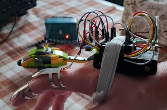 How to Use a Flex Sensor - Arduino Tutorial : 4 Steps (with Pictures ...
