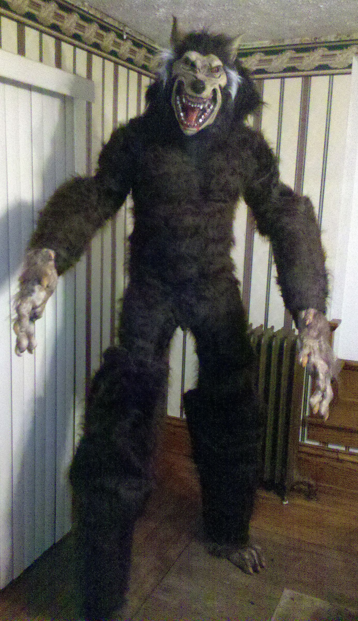 "Creature Reacher" 9 Ft Werewolf Monster Costume : 5 Steps (with ...