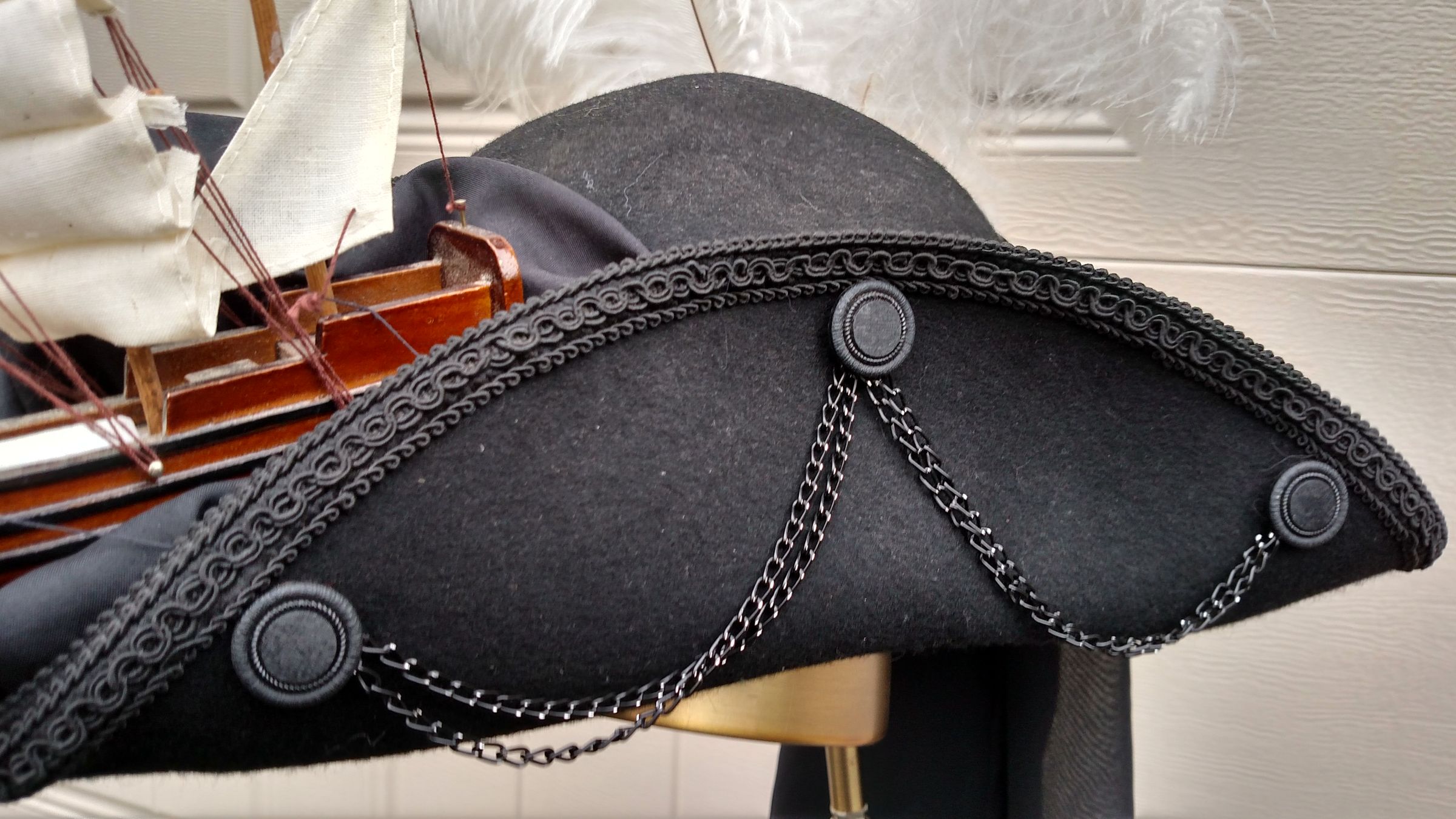 Quality Easy Pirate Hat : 4 Steps (with Pictures) - Instructables