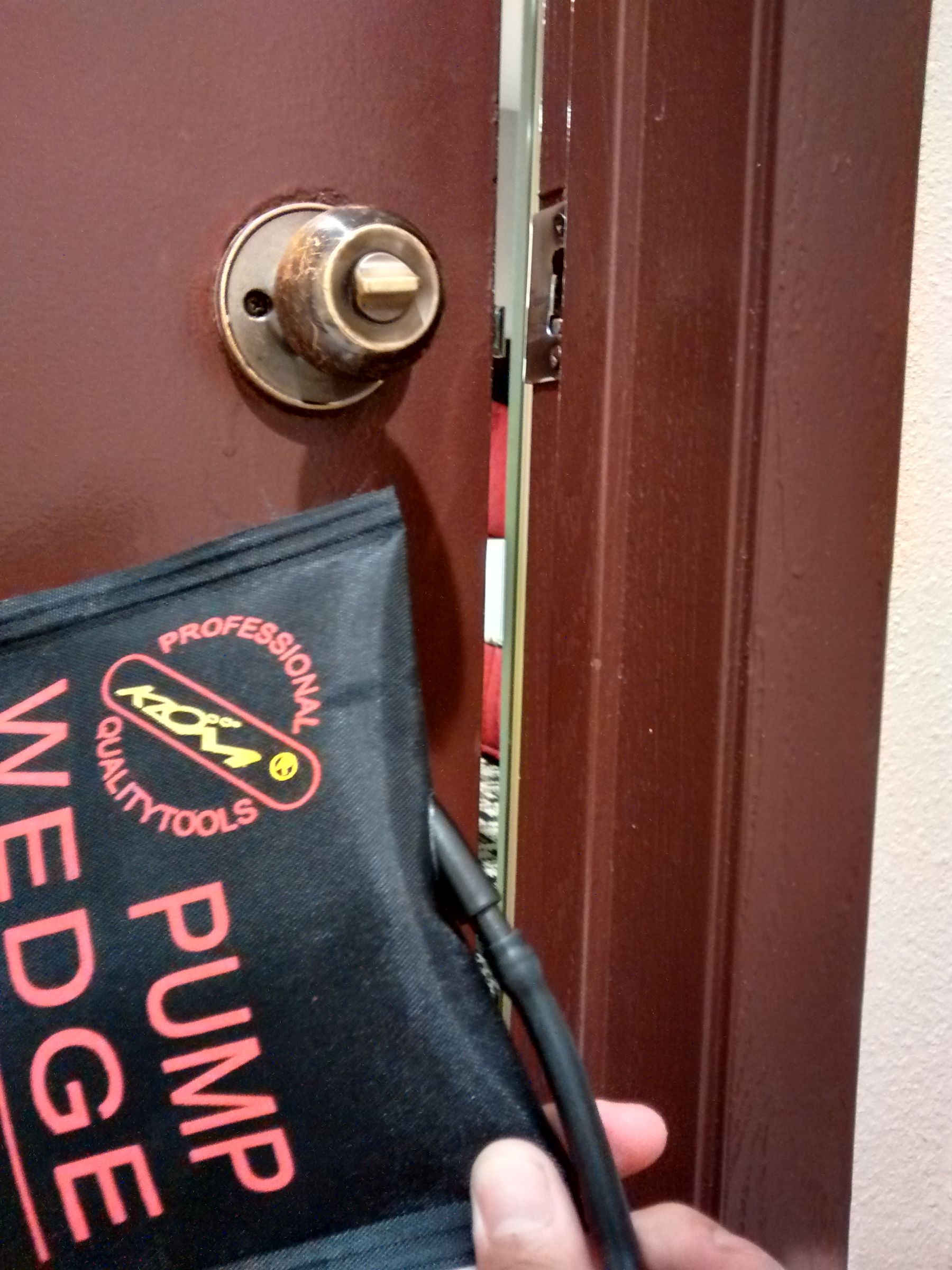 How to Jimmy a Door Open : 4 Steps - Instructables