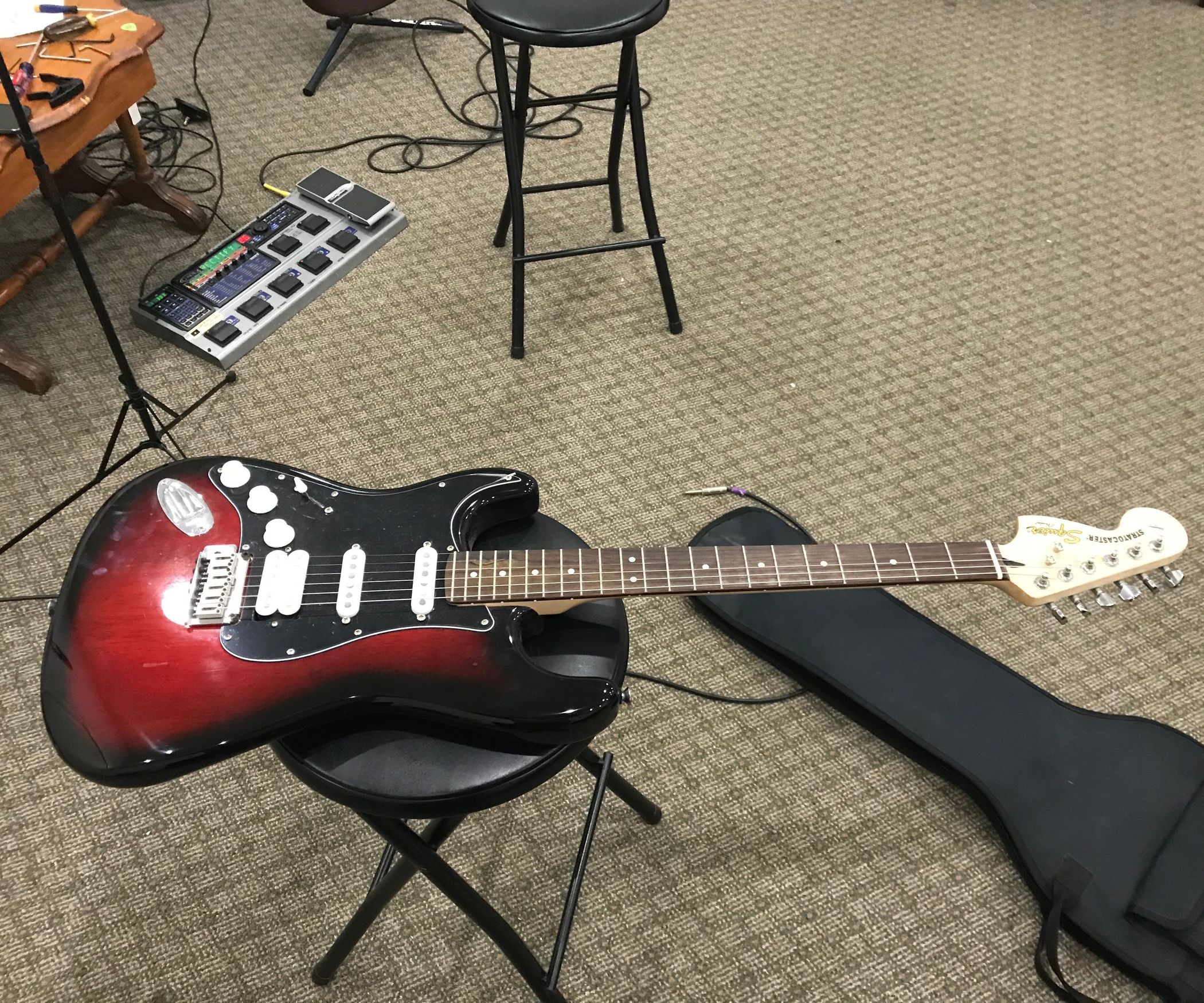 How to Replace Electric Guitar Strings : 10 Steps - Instructables