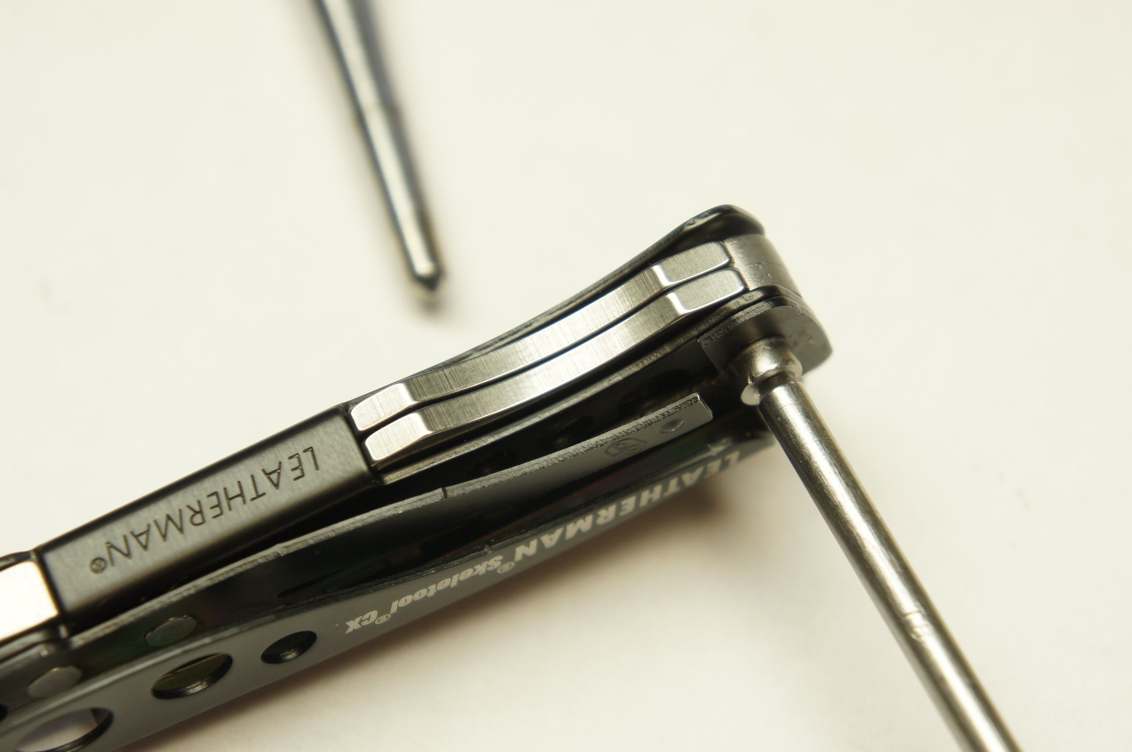 How to Take Apart and Reassemble a Leatherman Skeletool Multi-tool : 9 ...