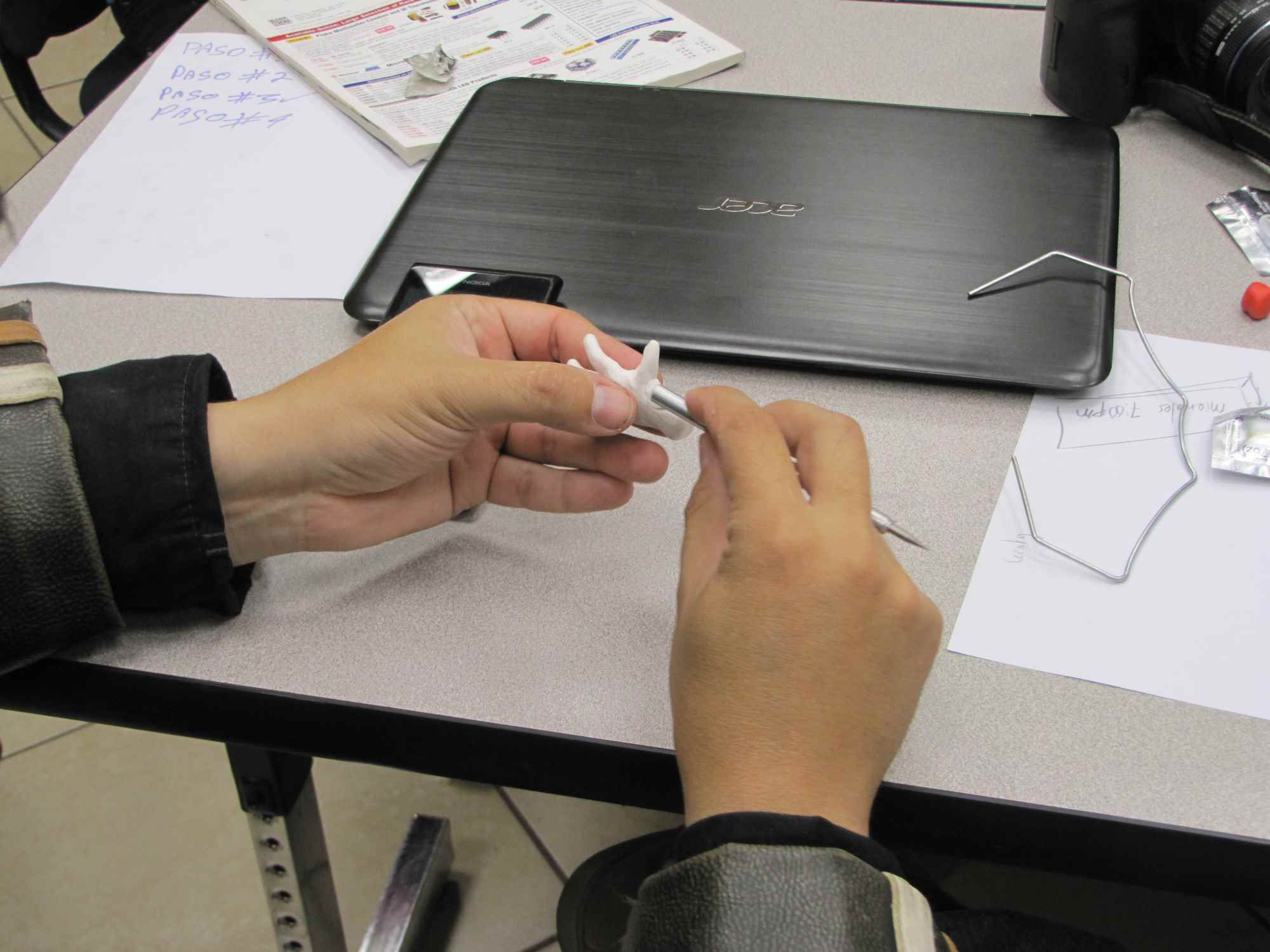 A CELL PHONE HAND SUPPORT : 4 Steps (with Pictures) - Instructables