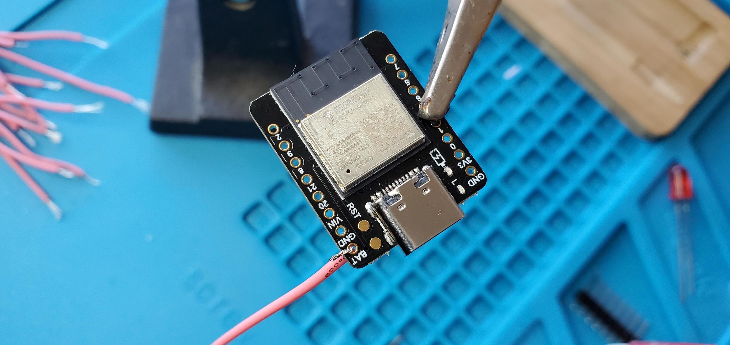 ALIENS! Making Your Circuit Boards Into Multiuse Protoboards! : 6 Steps ...