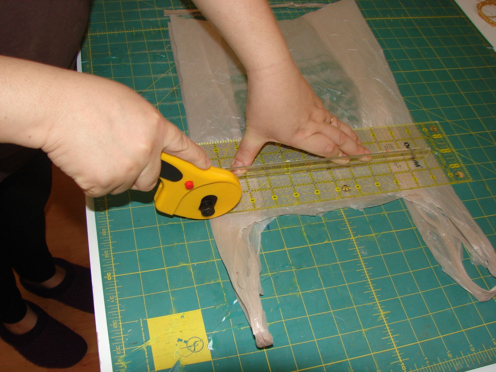 Recycled Plastic Bag Bib : 8 Steps - Instructables