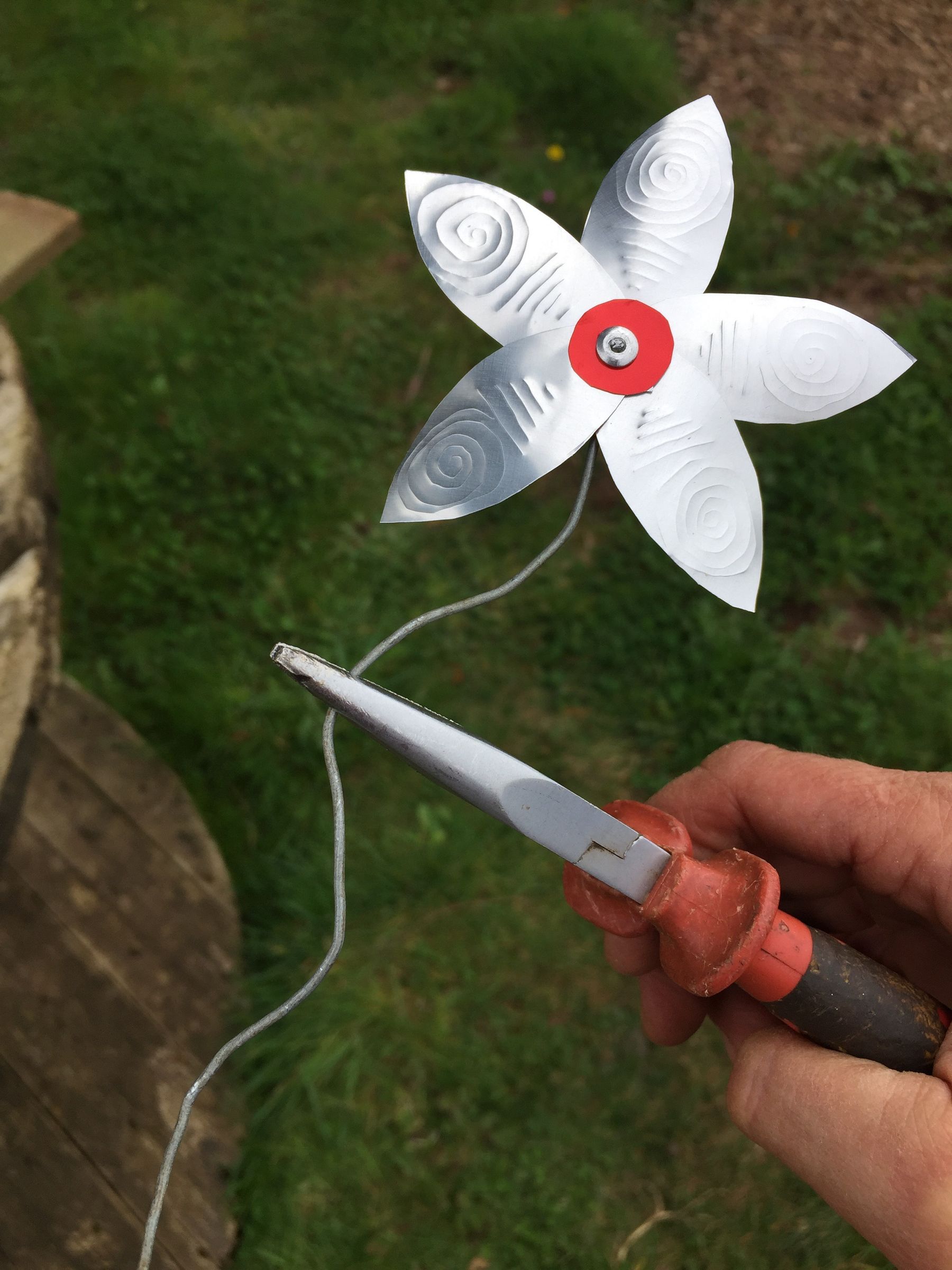How to Make a Simple Recycled Tin-Can Flower for Your Garden or Plant ...