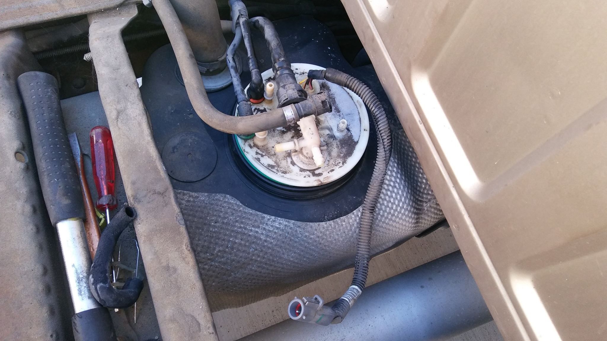 2001 Ford Ranger Fuel Pump and Float Assembly Replacement : 11 Steps ...