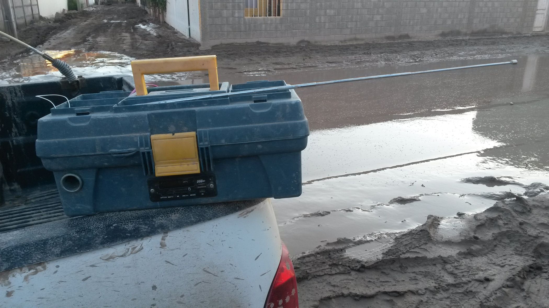 Emergency Power Bank - DIY Toolbox Solar: Radio+ Charger+ Light for ...