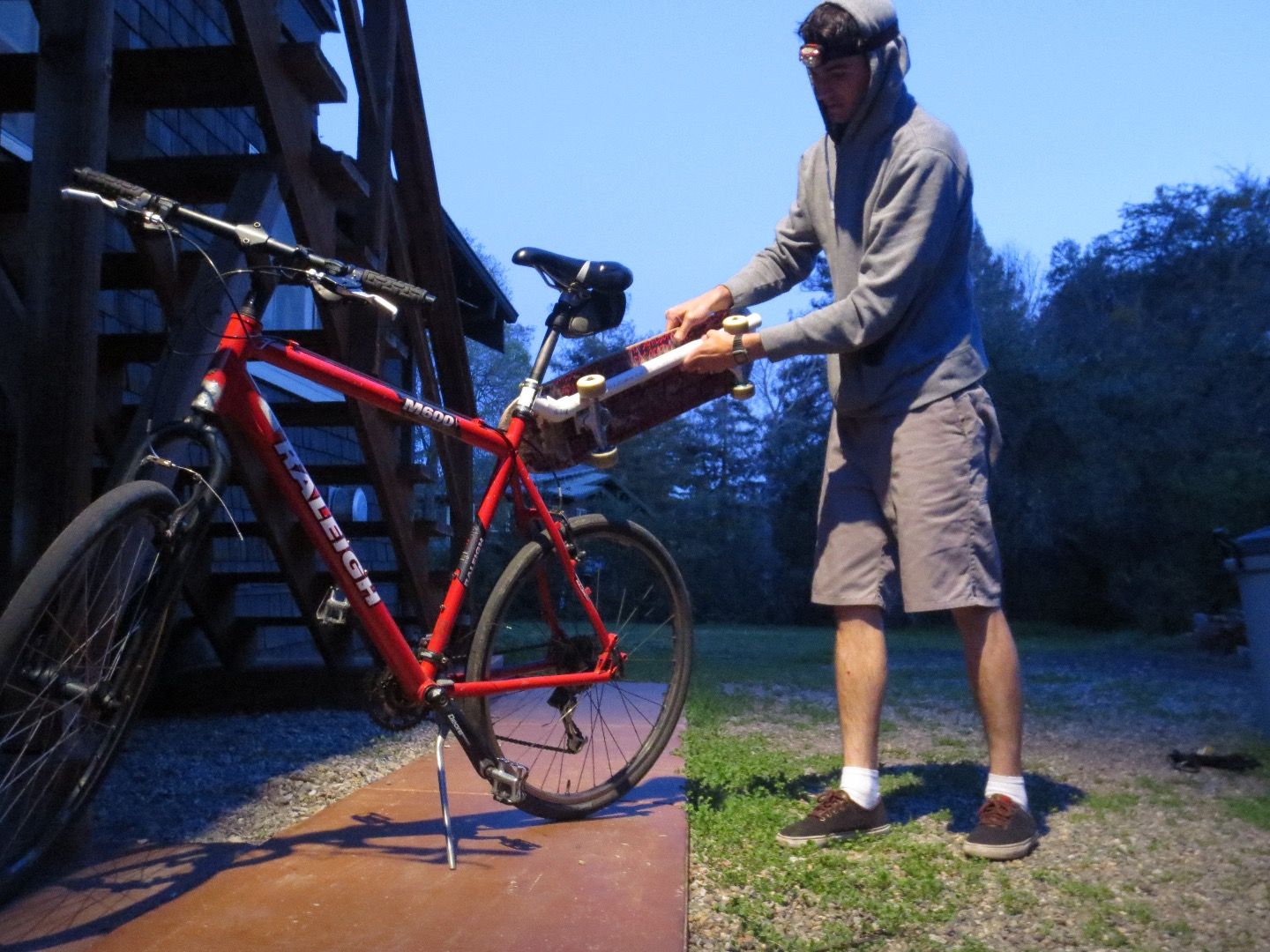 Bicycle Seat Post Skateboard Rack : 10 Steps - Instructables
