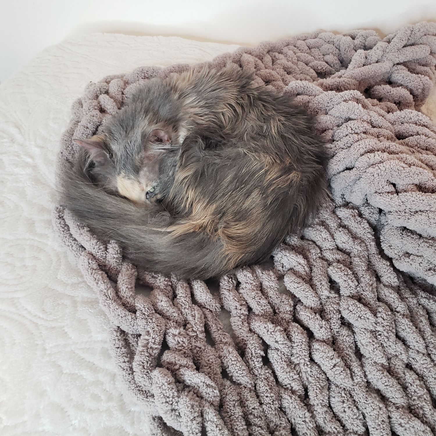 Easy Chunky Hand-Knitted Blanket in One Hour : 9 Steps (with Pictures ...