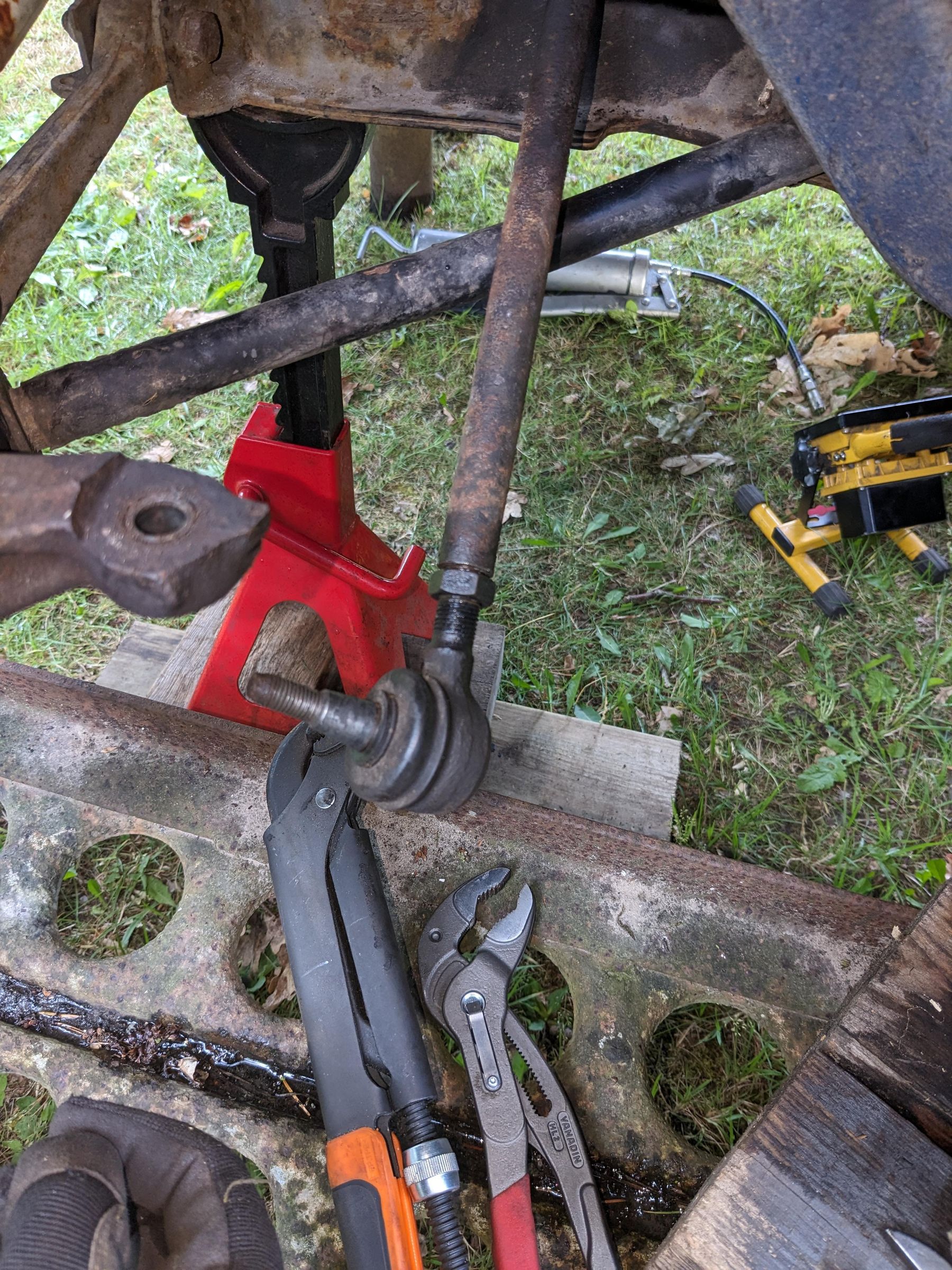 Replacing Steering Rack Boots on a Peugeot 205 : 5 Steps (with Pictures ...