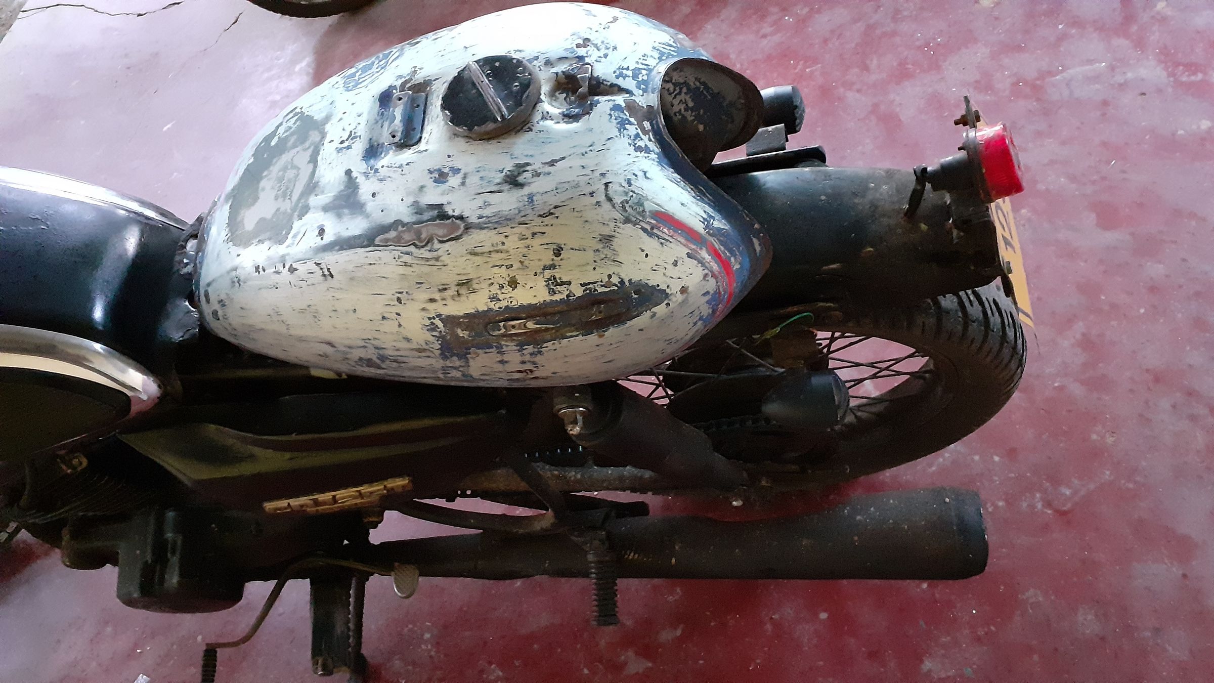 Old Cd125 Benly Transforming to a Cafe Racer : 5 Steps - Instructables