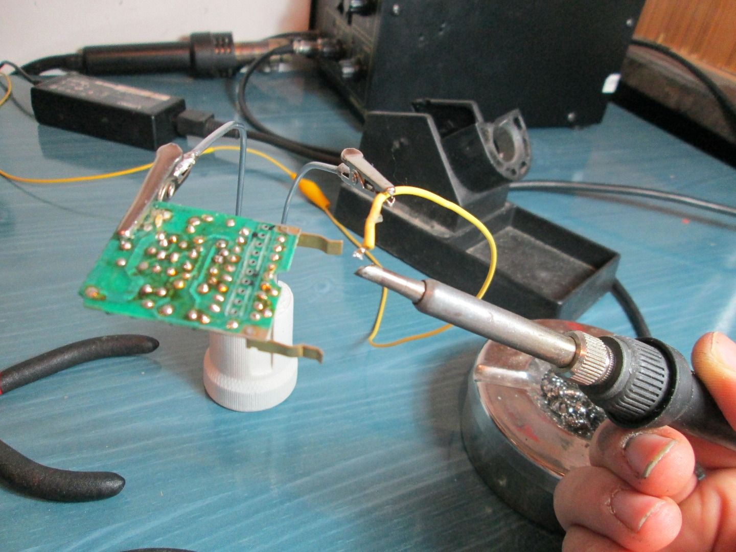 Super Simple and Cheap Soldering Helping Hand. : 6 Steps (with Pictures ...