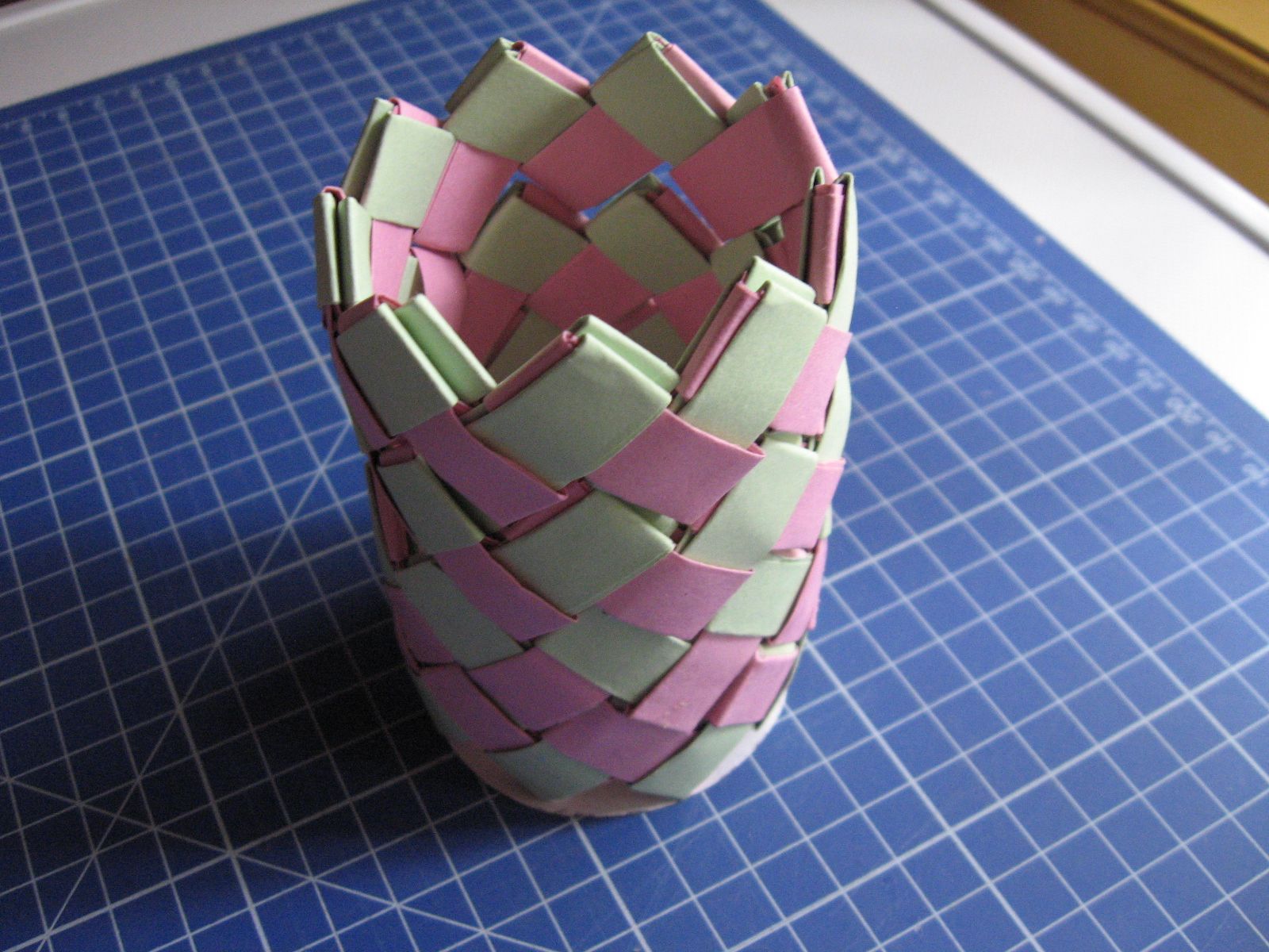 How to Make a Small Paper Vase : 6 Steps (with Pictures) - Instructables