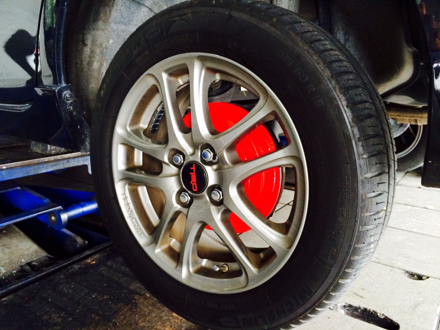How to DIY Paint Car Brake Calipers : 4 Steps - Instructables