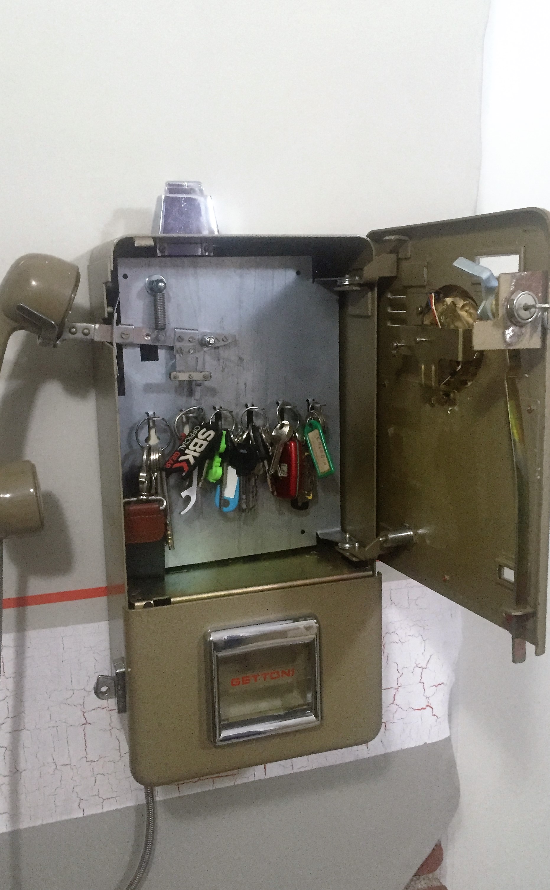 Convert an Old Pubblic Pay Phone to Intercom + Key Box - Instructables