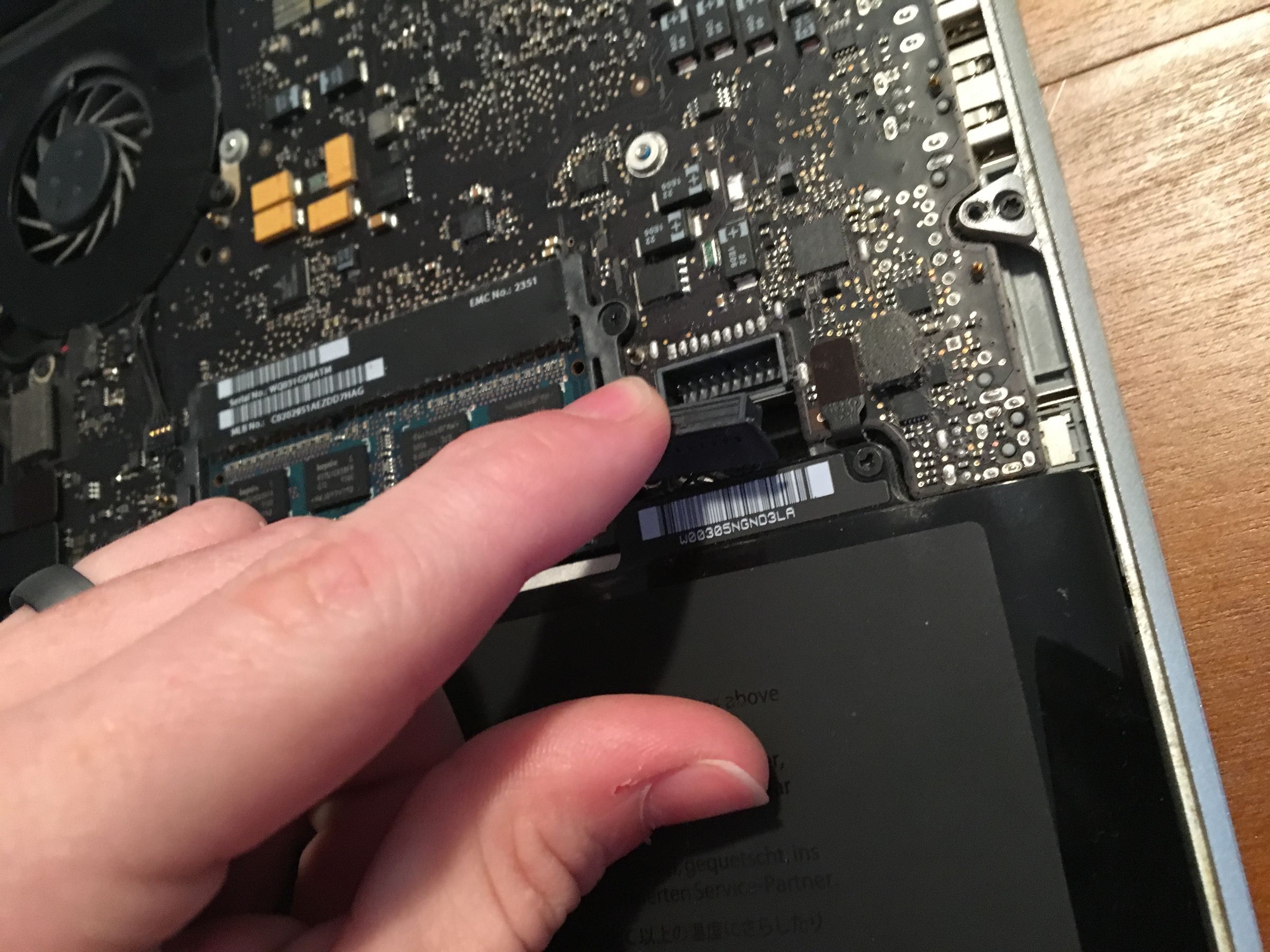 How to Replace HDD/SSD SATA Cable in MacBook Pro : 18 Steps (with ...