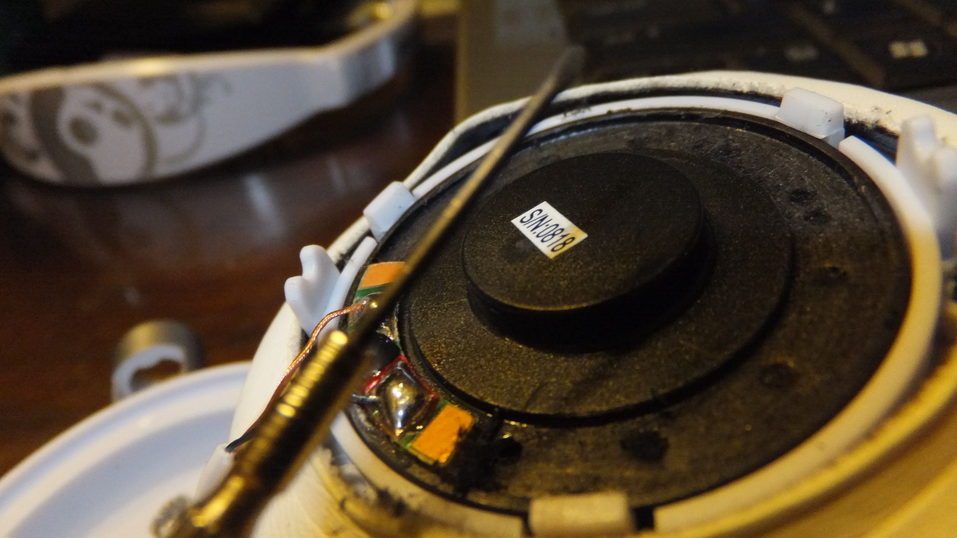 Simple Headphone Super-Bass Mod : 3 Steps - Instructables