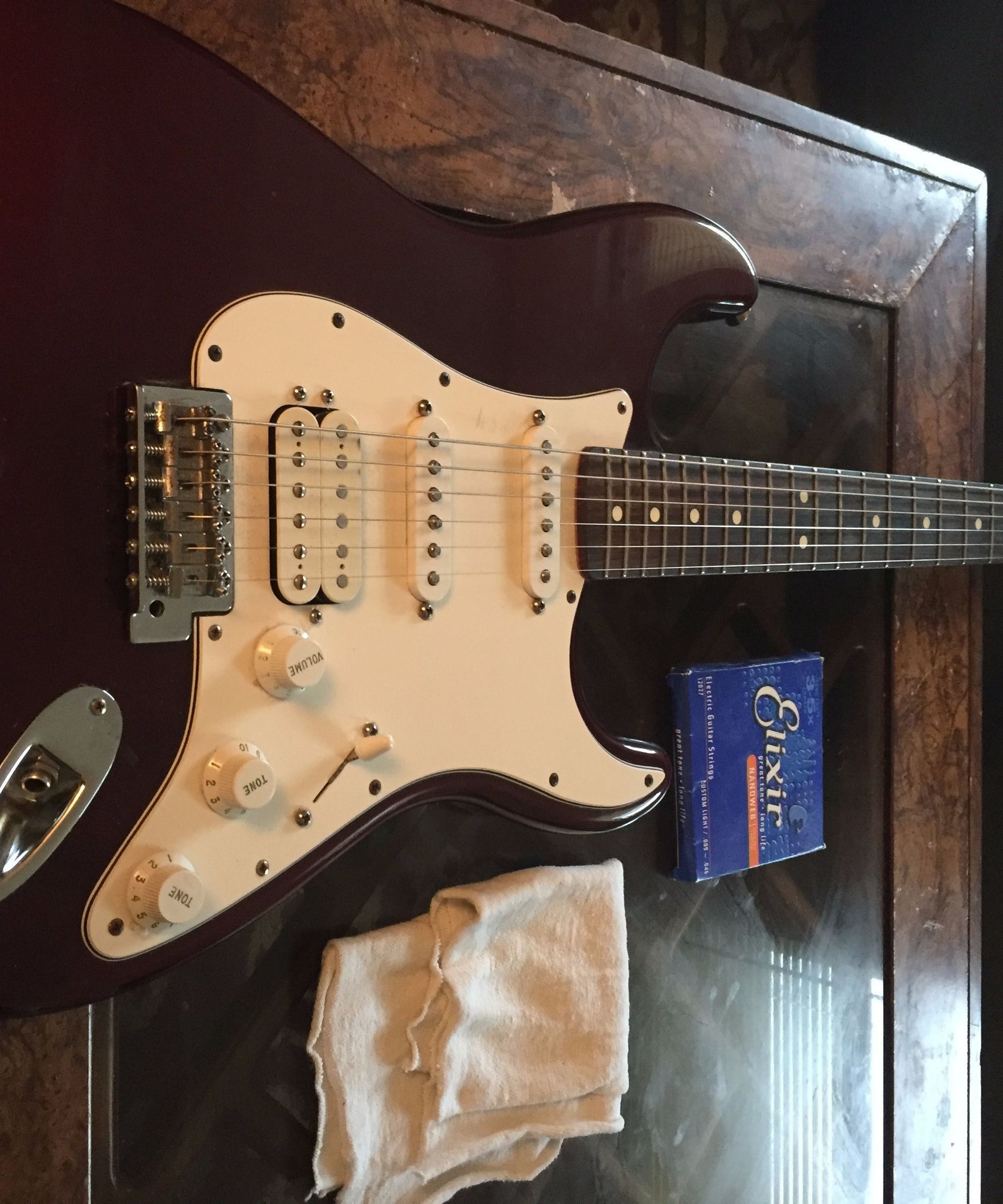How to Change Guitar Strings on a Electric Guitar : 7 Steps (with ...