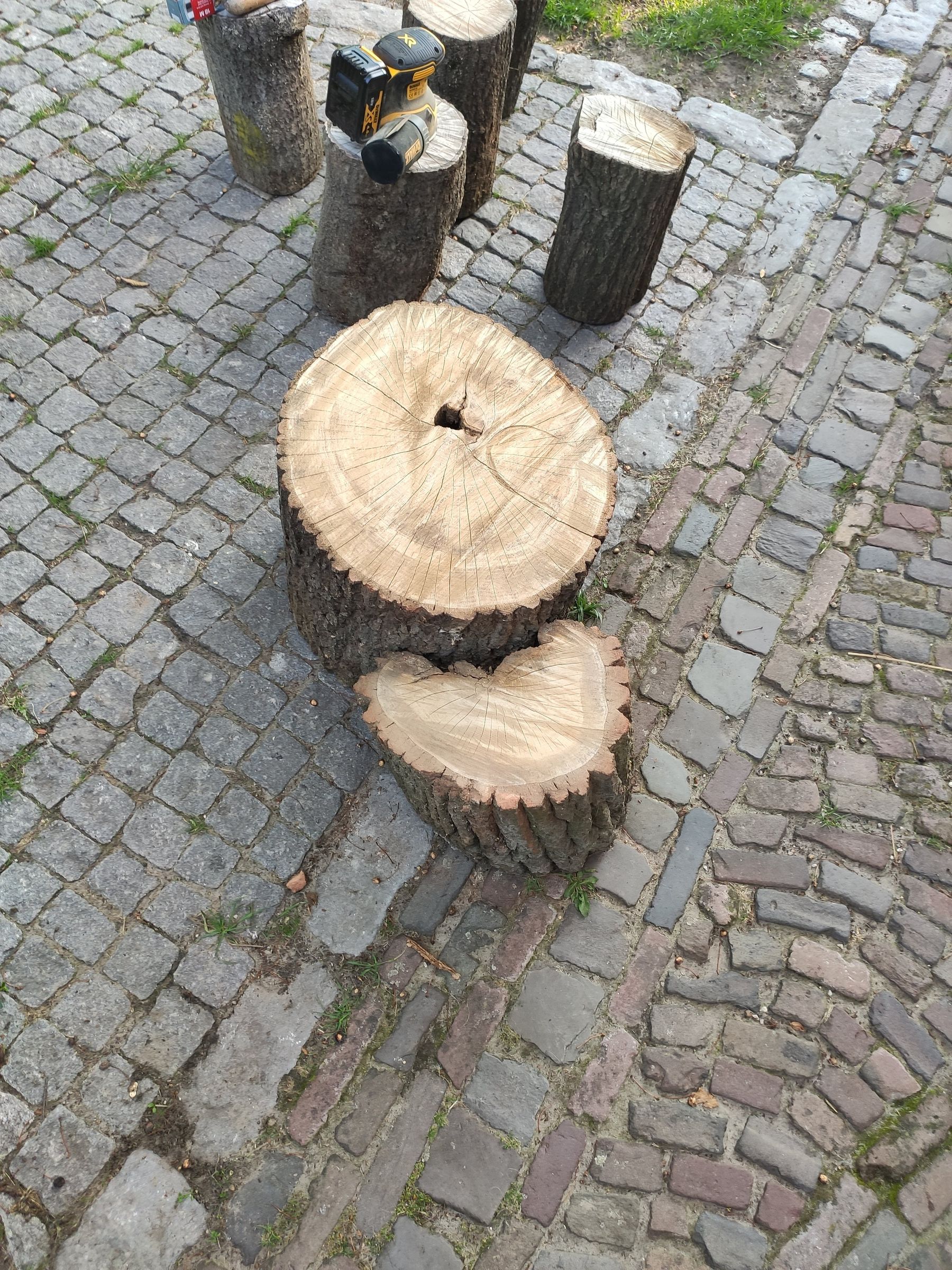 Bottle Cap Tree Trunk Table : 4 Steps (with Pictures) - Instructables