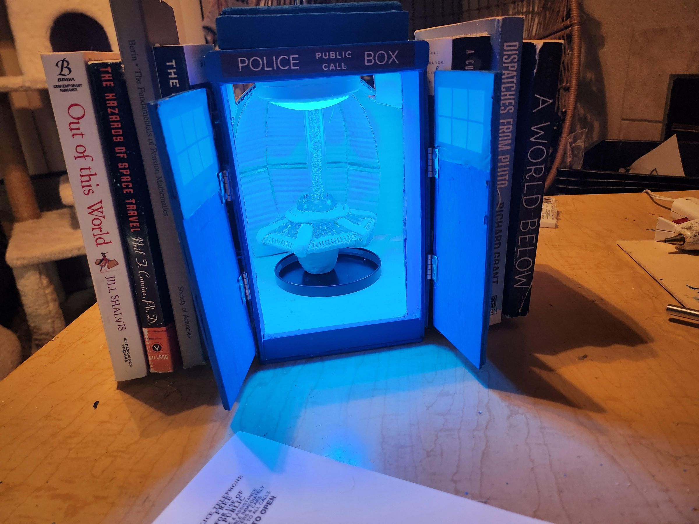 Doctor Who TARDIS Book Nook (That’s Bigger on the Inside!) : 7 Steps ...