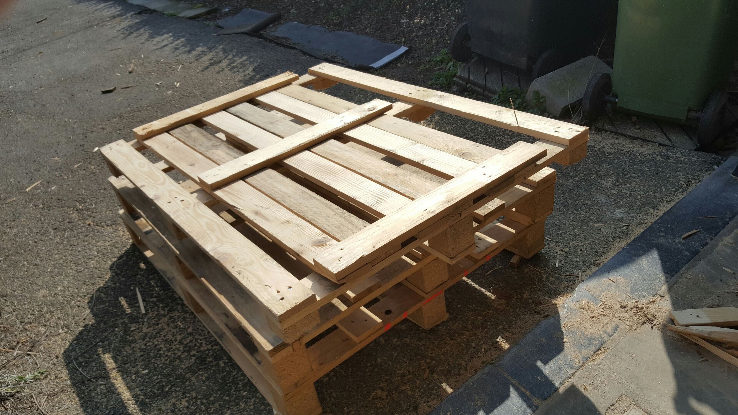 Easy Pallet Coffee Table : 6 Steps (with Pictures) - Instructables