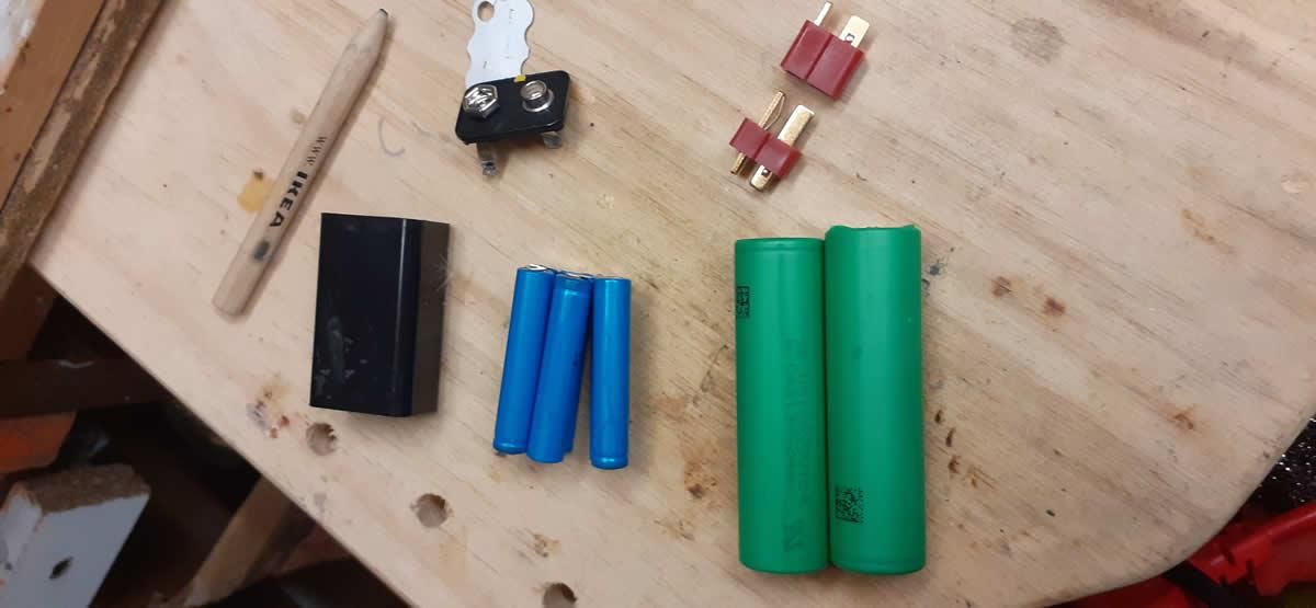 Replacing Normal Batteries With 18650 Rechargeable Batteries : 6 Steps ...