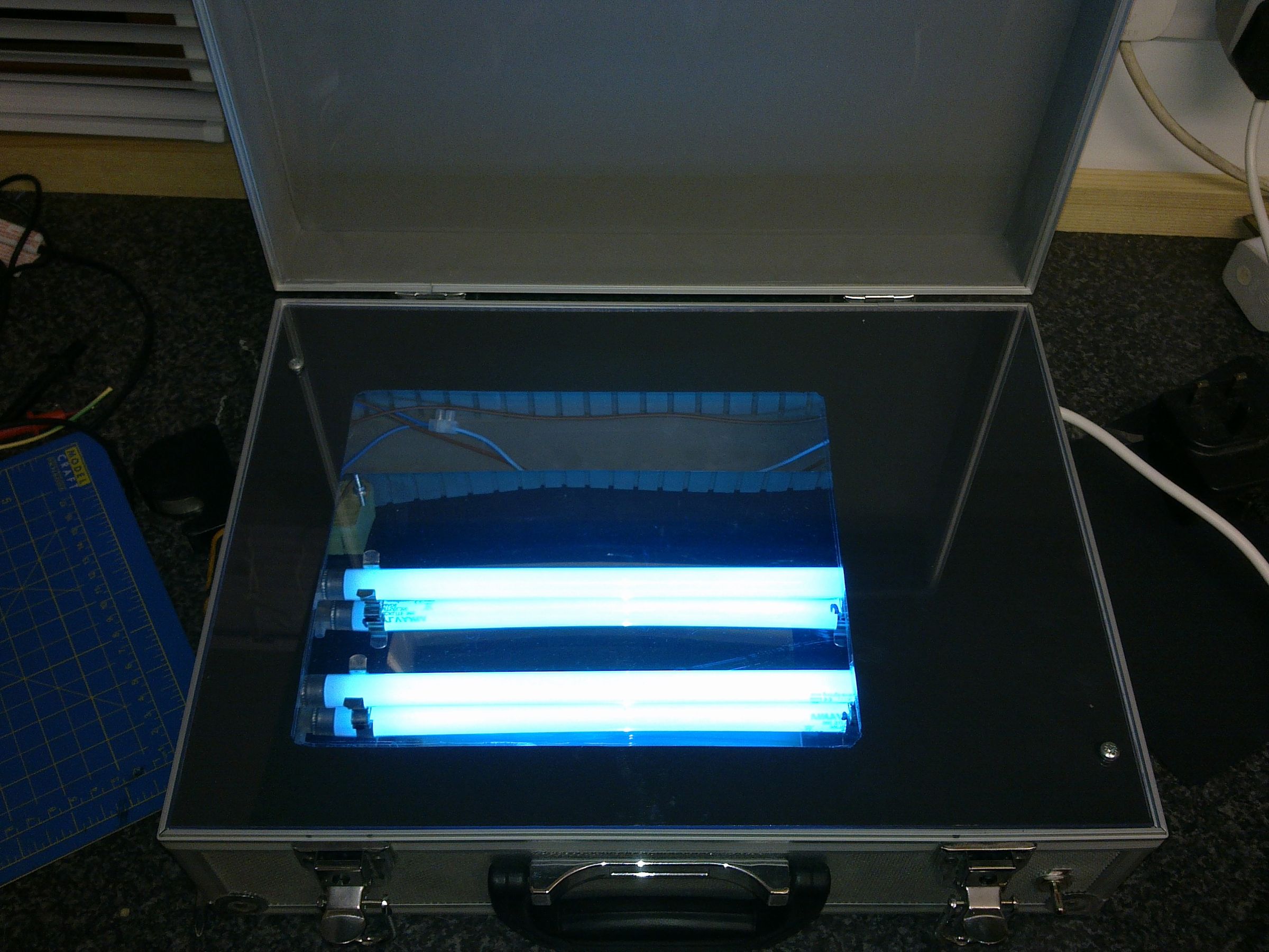 Simple UV Lightbox for PCBs : 14 Steps (with Pictures) - Instructables