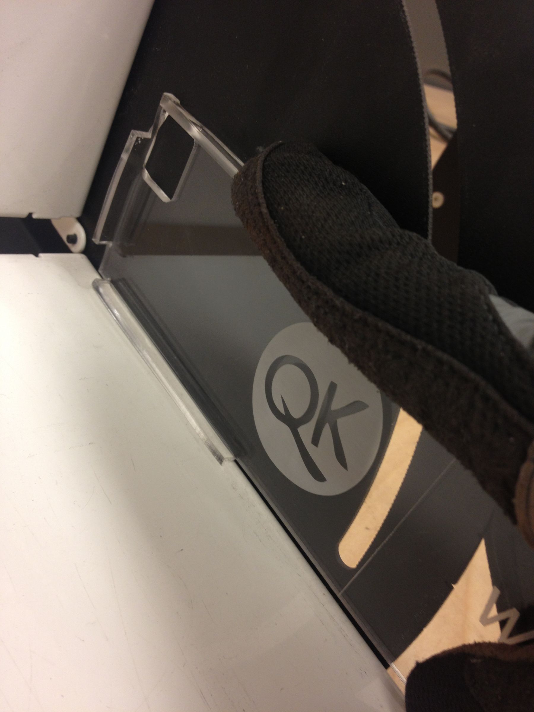 How to Make a Quick Key 'Scan Stand' for IPhone 4/4S/5 : 3 Steps ...