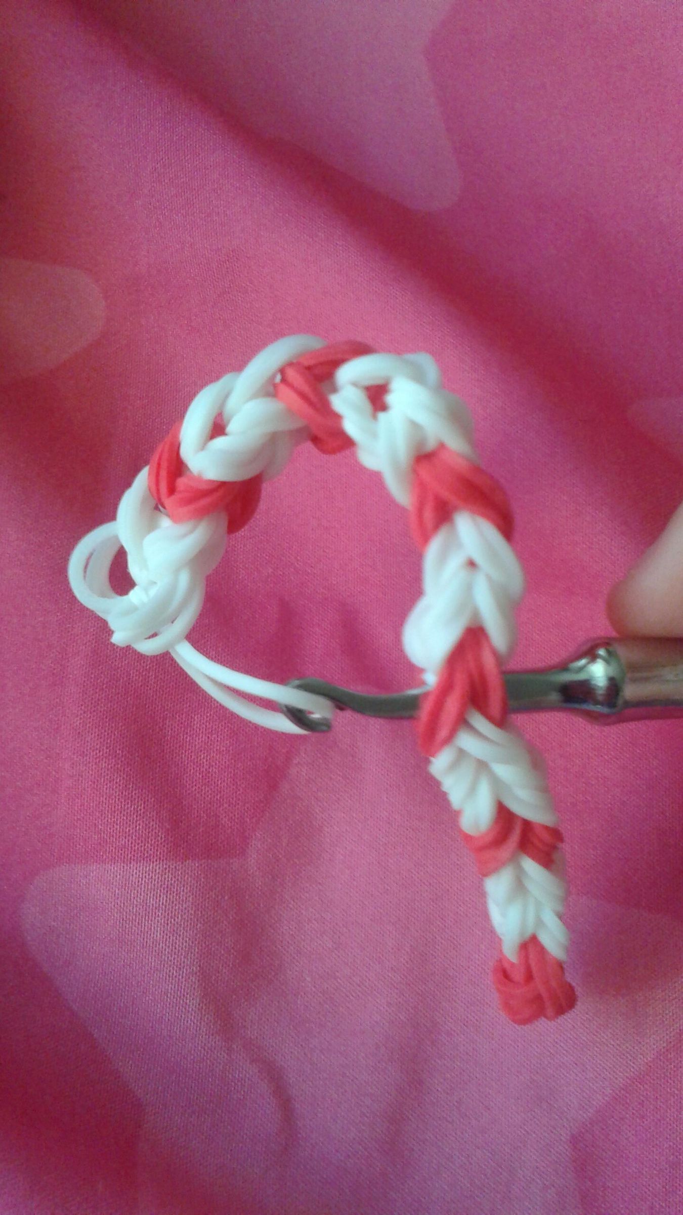 Rainbow Loom Candy Cane Charm ♡ : 5 Steps - Instructables